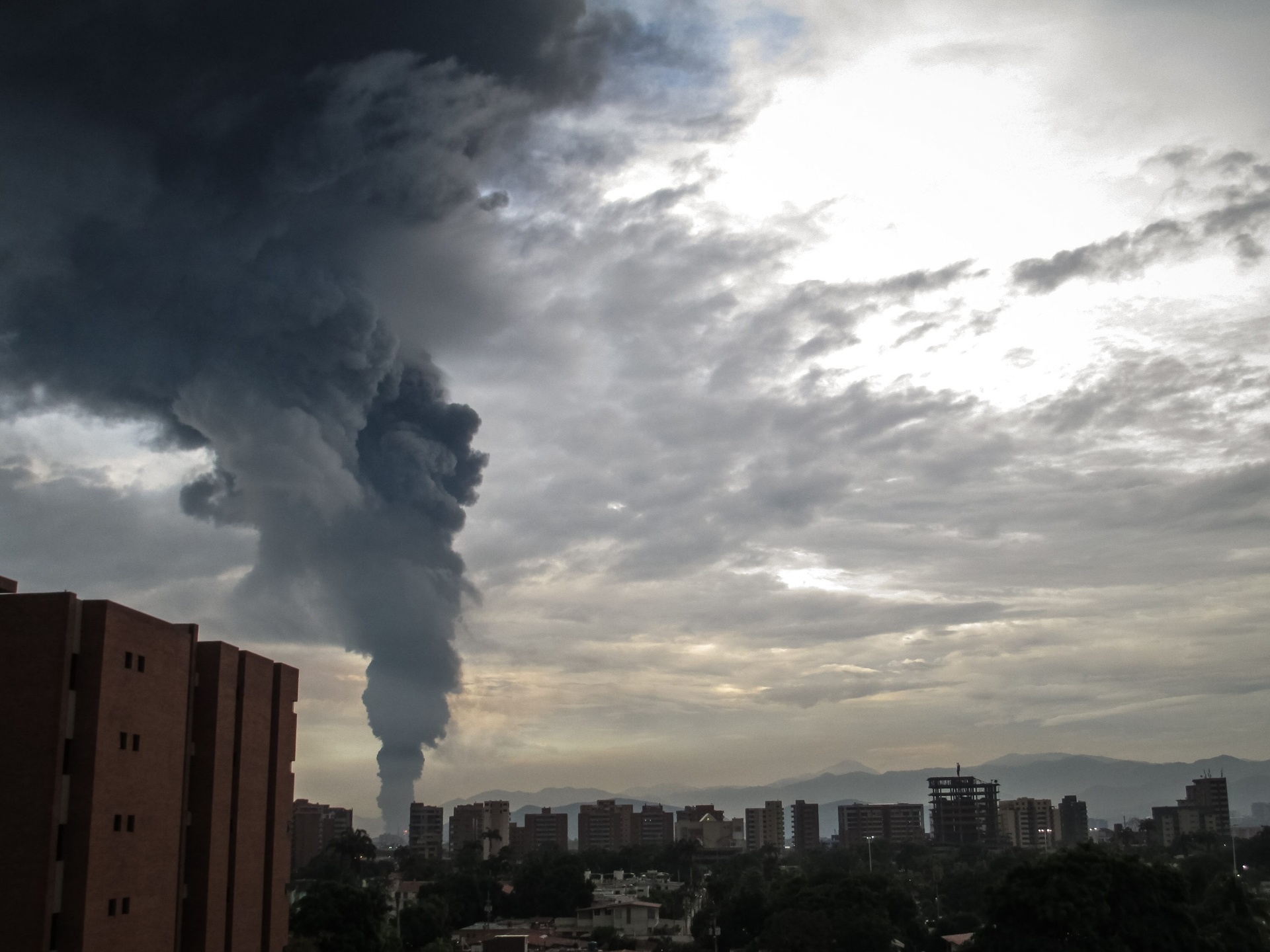 Fotos: Incêndio atinge refinaria estatal de petróleo na Venezuela - 11 ...