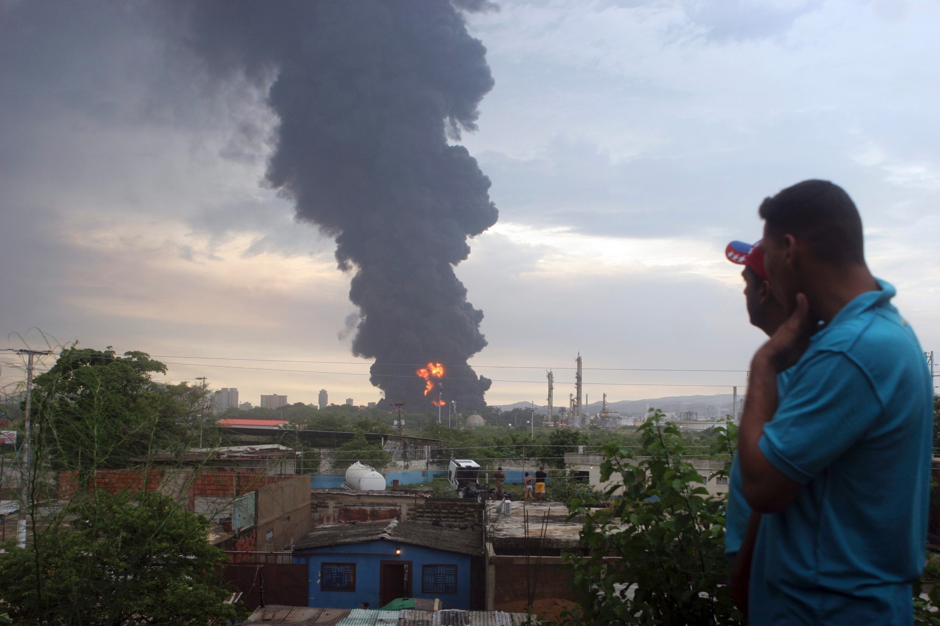 Fotos: Incêndio atinge refinaria estatal de petróleo na Venezuela - 11 ...