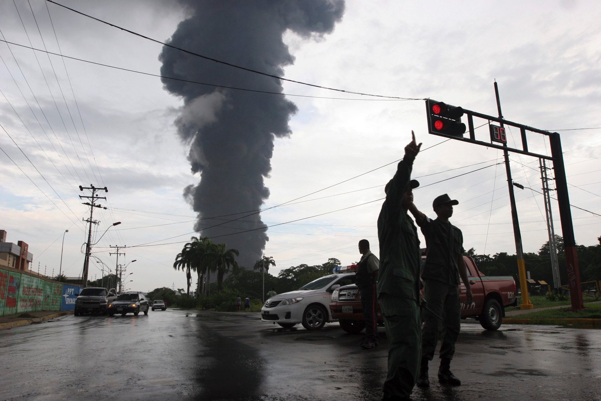 Fotos: Incêndio atinge refinaria estatal de petróleo na Venezuela - 11 ...