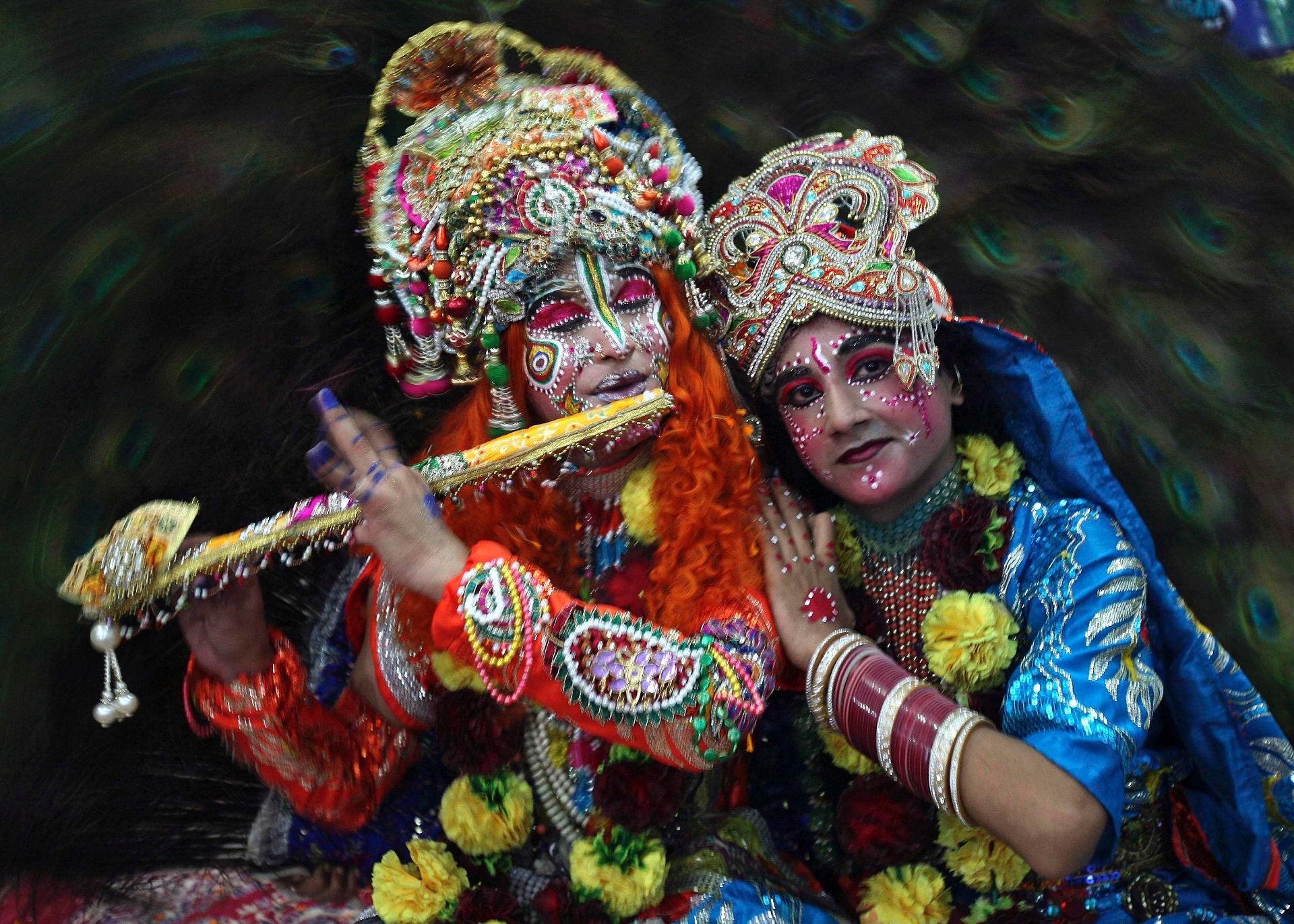 Fotos: Indianos celebram festival que comemora nascimento de Krishna ...