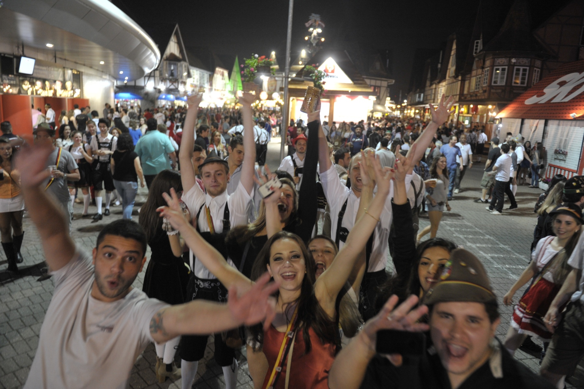 Fotos: Oktoberfest 2013 reúne belas, música e muita bebida - 05/10/2013 ...