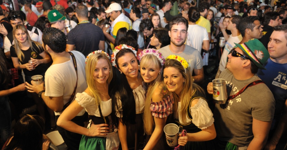 Oktoberfest 2013 reúne belas, música e muita bebida - Fotos - UOL Notícias