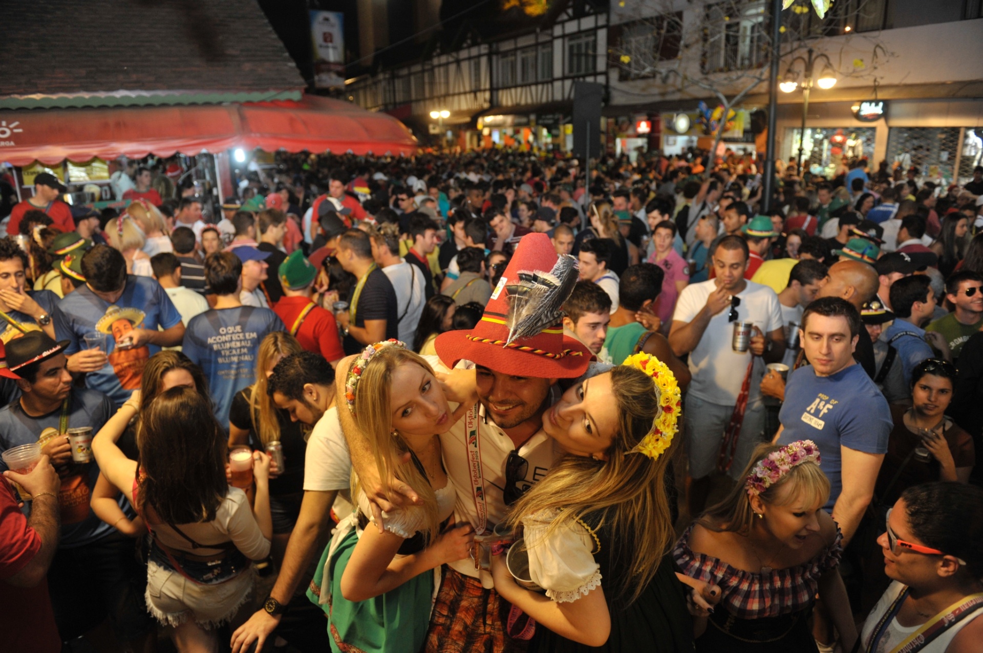 Fotos: Oktoberfest 2013 reúne belas, música e muita bebida - 05/10/2013 ...