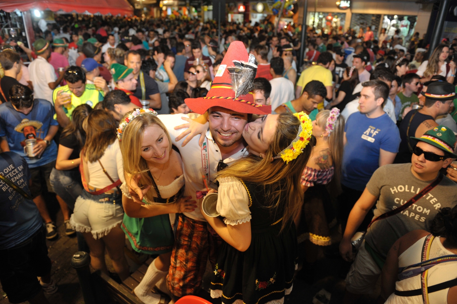Oktoberfest reúne público de mais de 450 mil, 23% menor que em 2012 ...