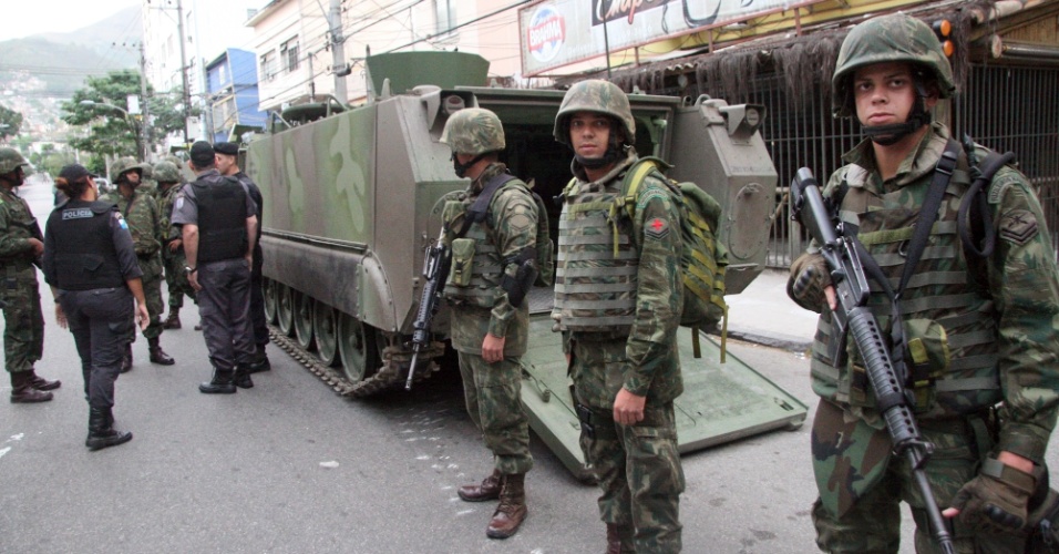 Polícia faz operação no Complexo do Lins, no Rio de Janeiro - Fotos ...