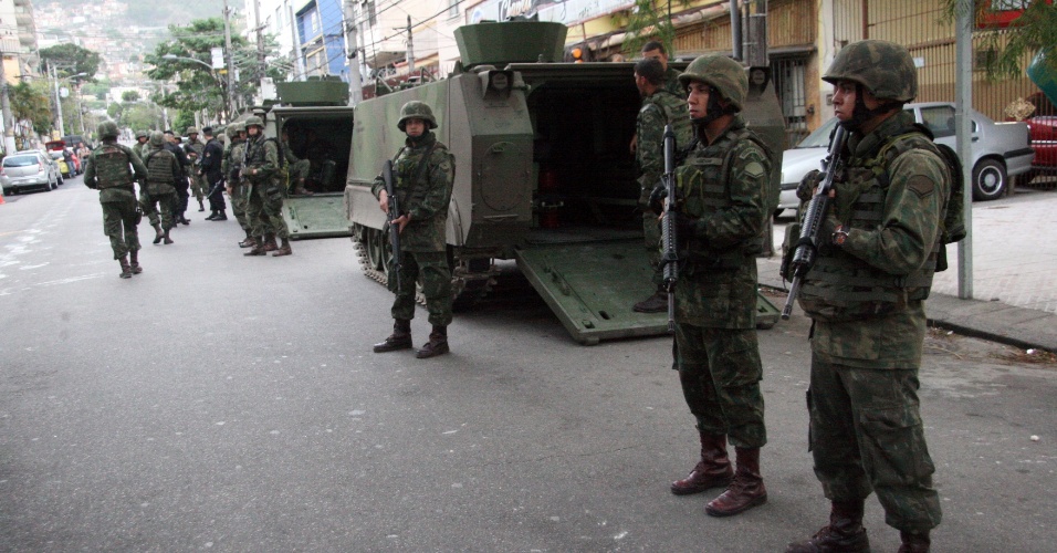 Polícia faz operação no Complexo do Lins, no Rio de Janeiro - Fotos ...