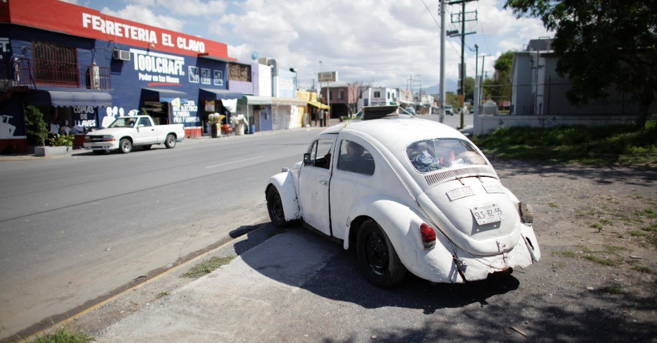 Idoso vive há dez anos dentro de um fusca no México - Fotos - UOL Notícias