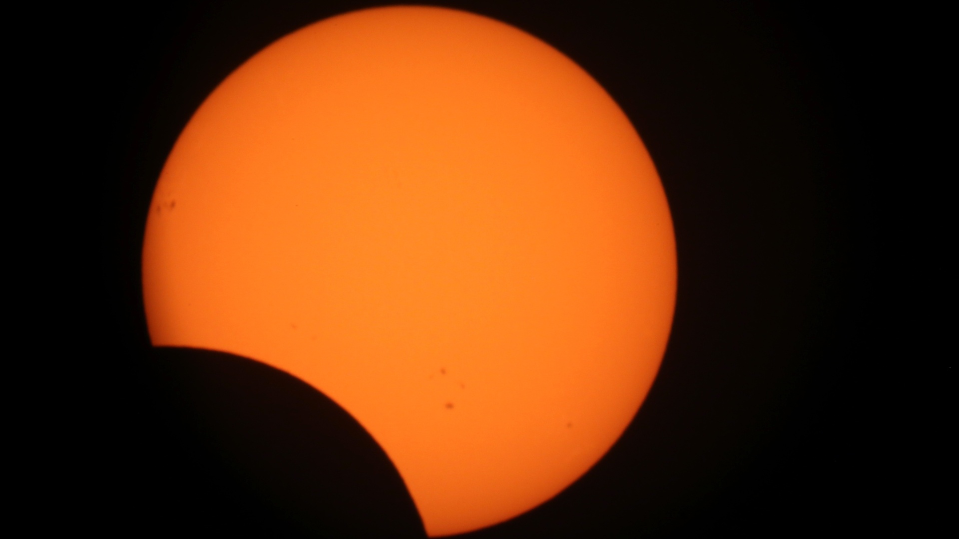 Fotos: Eclipse do sol é observado em cidades do Brasil e do mundo - 03 ...