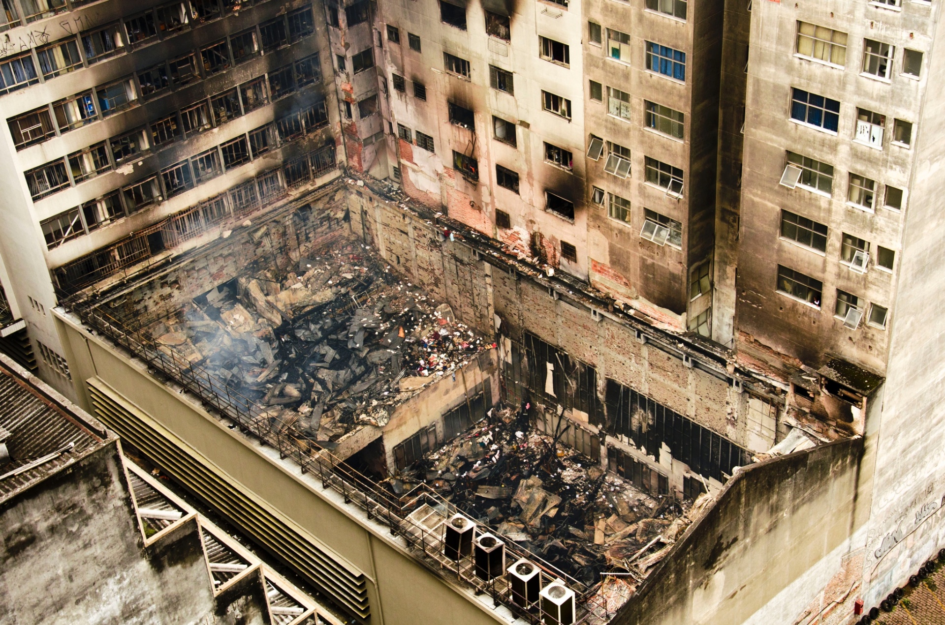 Objeto que caiu de prédio residencial pode ter provocado incêndio em SP ...