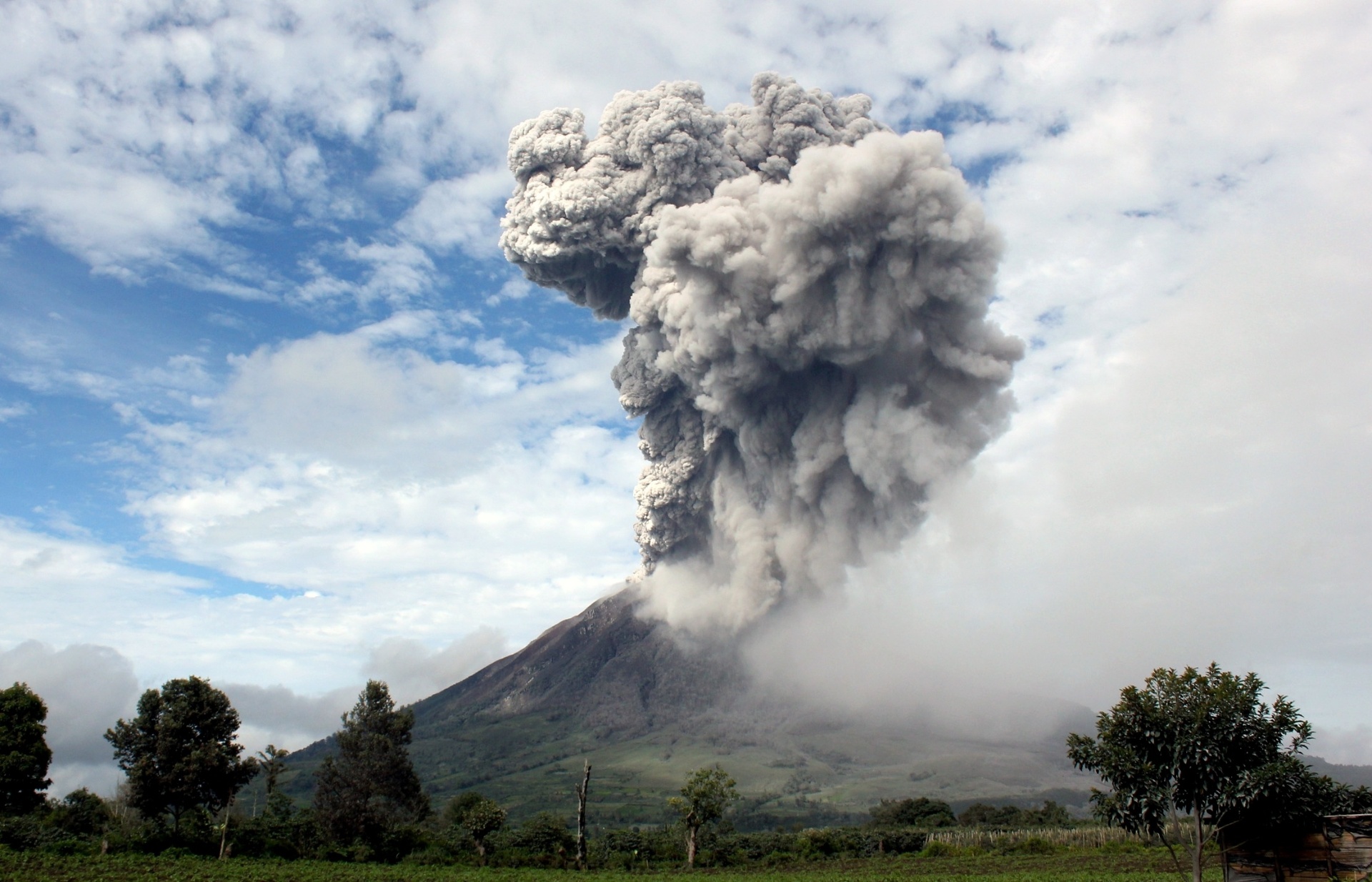 Fotos: Vulcão na Indonésia está em erupção desde setembro de 2013 - 05 ...