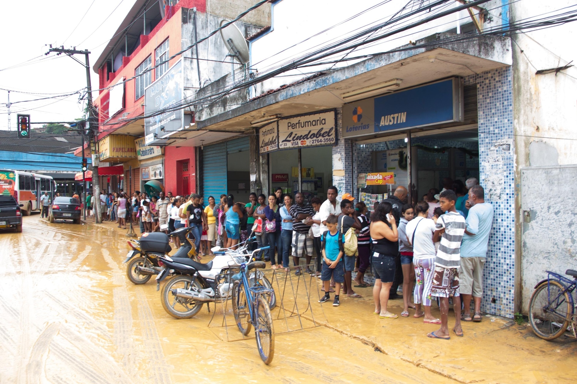 Revoltados com alagamentos, moradores de Austin (RJ) invadem linha de ...