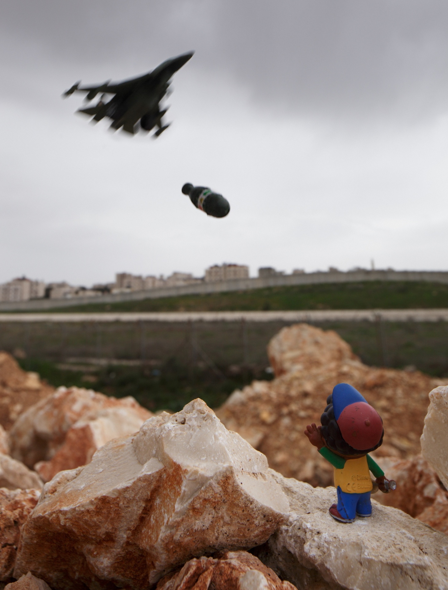 Fotos: Em série de fotos com brinquedos, artista mostra a guerra pelo ...