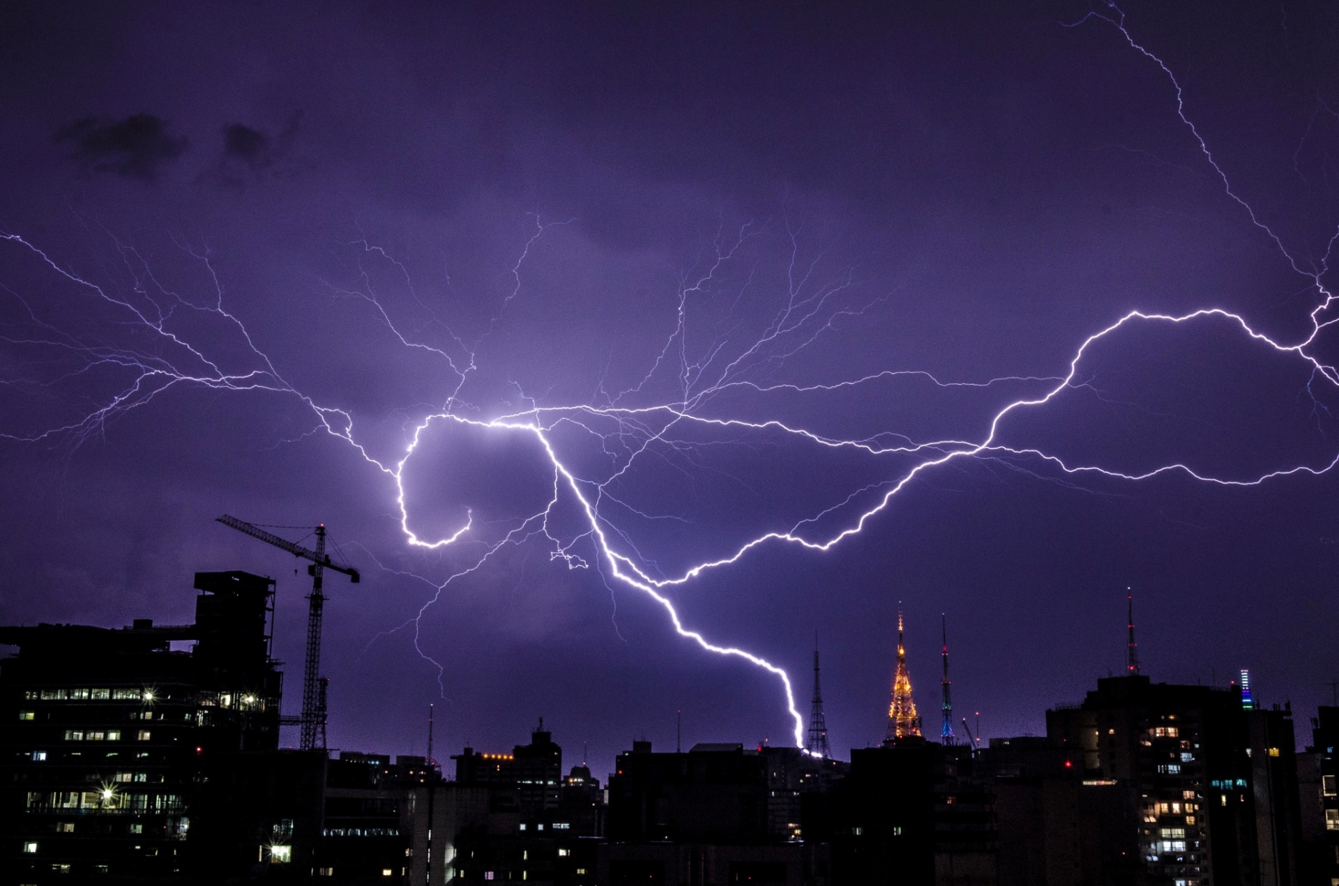 Fotos: Raios promovem espetáculo de imagens pelo mundo - 01/08/2014 ...