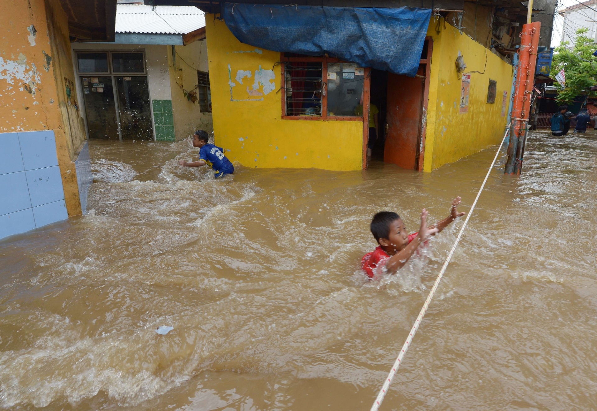 Fotos: Chuvas causam inundações na Indonésia - 13/01/2014 - UOL Notícias