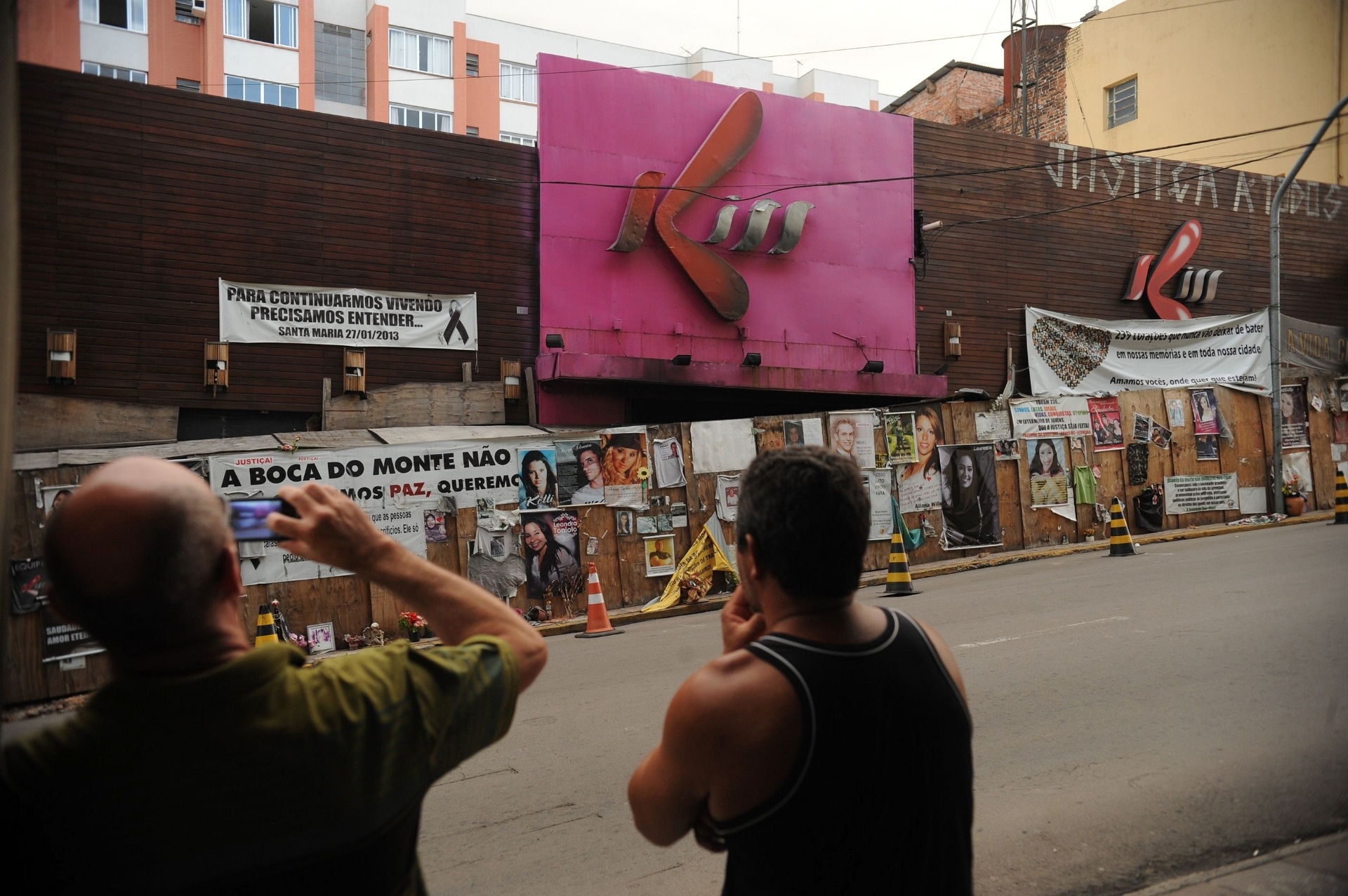 Fotos: Homenagens marcam 1 ano de tragédia na boate Kiss - 25/01/2014 ...