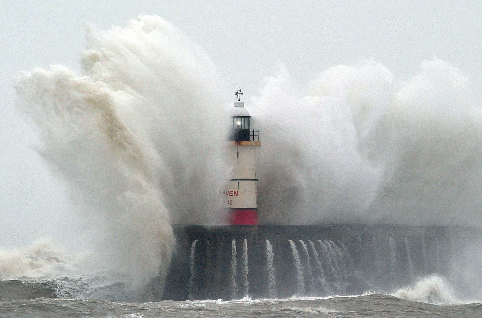 Fotos: Tempestade provoca estragos e mortes na Europa - 06/12/2013 ...