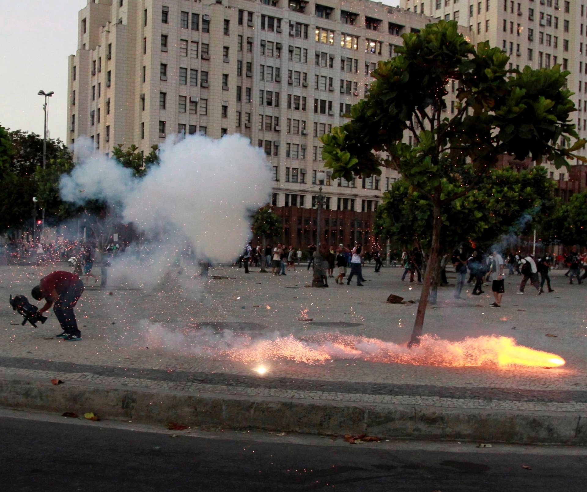 Polícia do Rio divulga nova foto de suspeito de acender rojão em ...