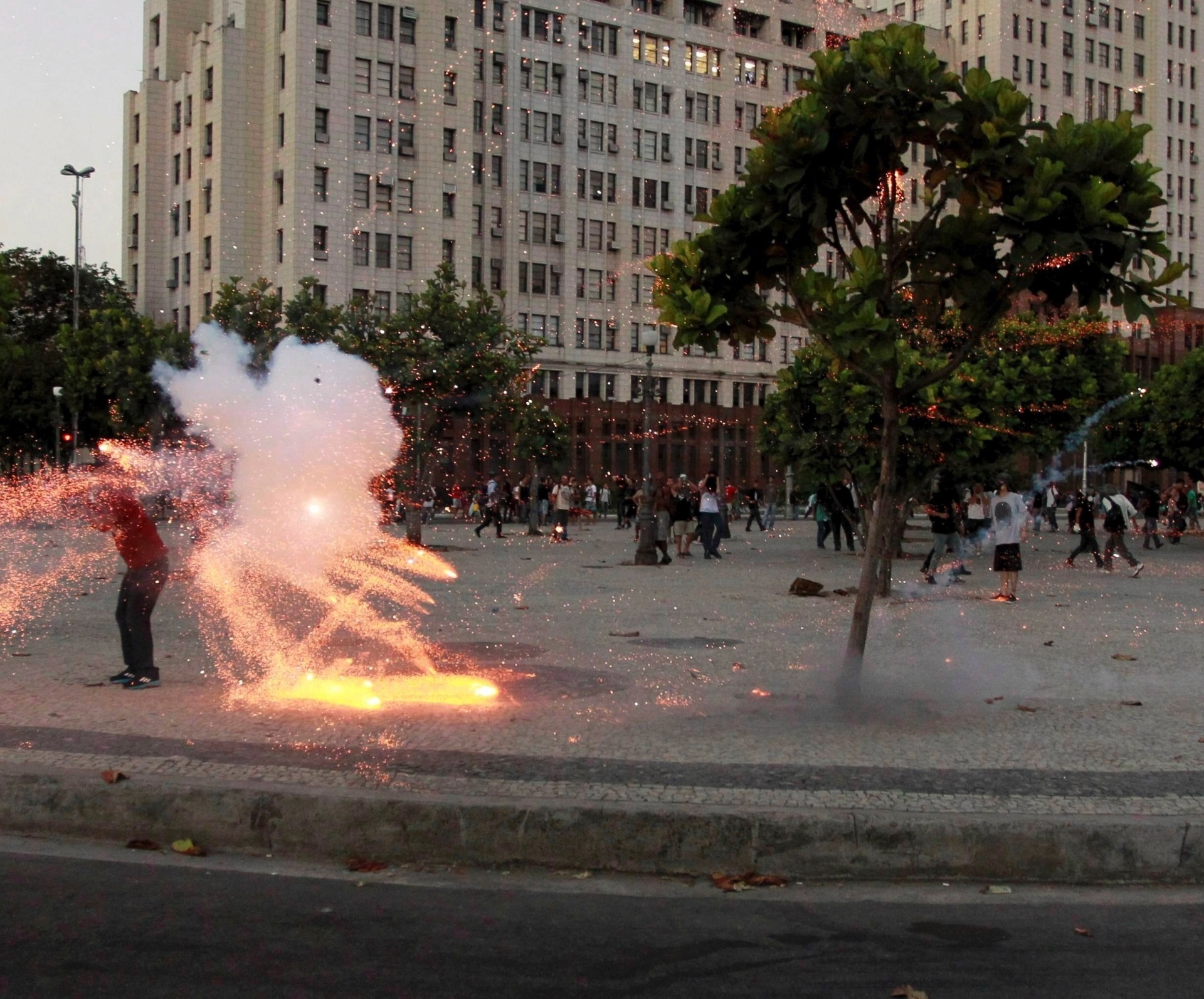 Vídeo mostra momento em que cinegrafista é atingido por bomba - 07/02 ...