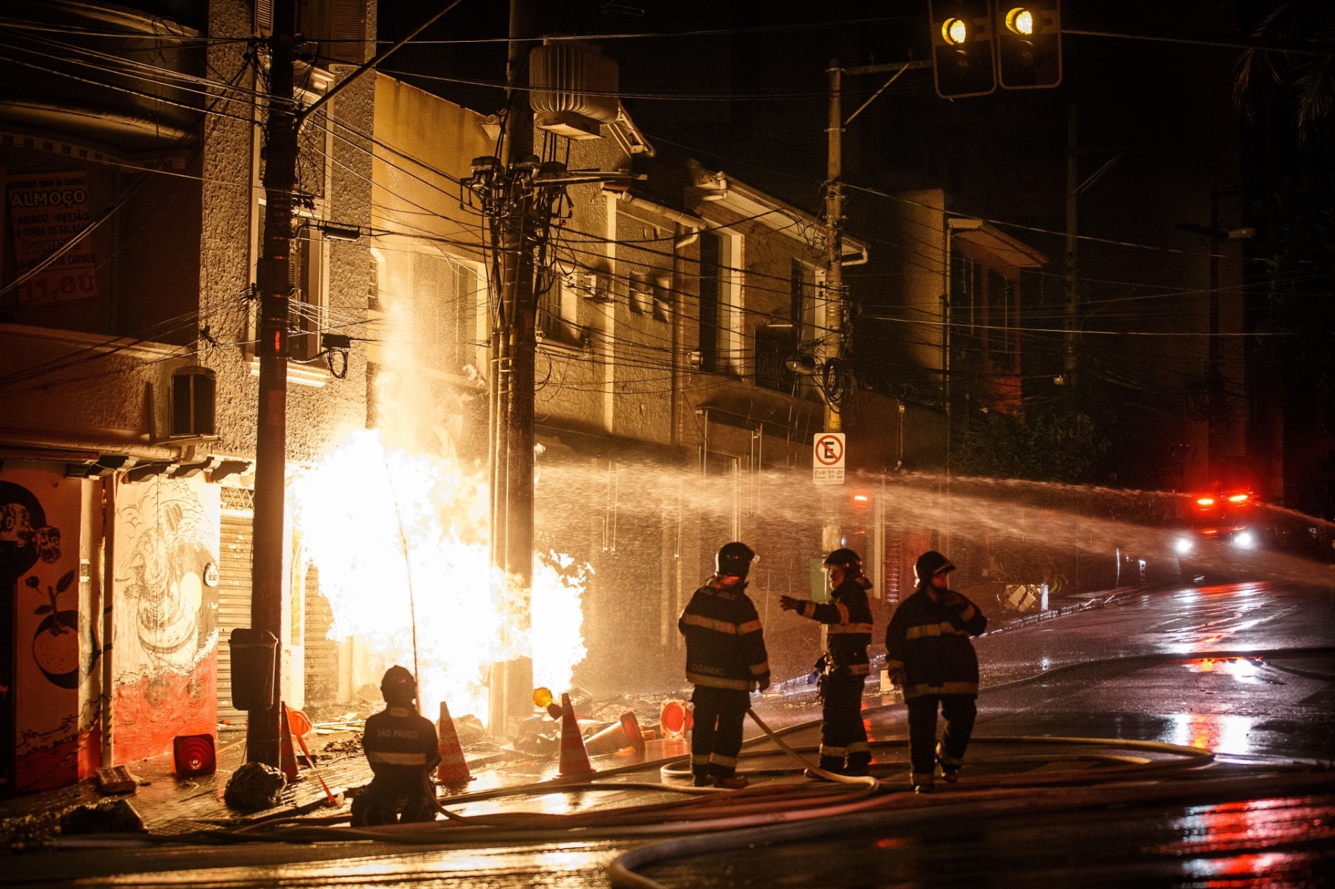 Tubulação explode em rua de São Paulo, gás vaza e três ficam feridos ...