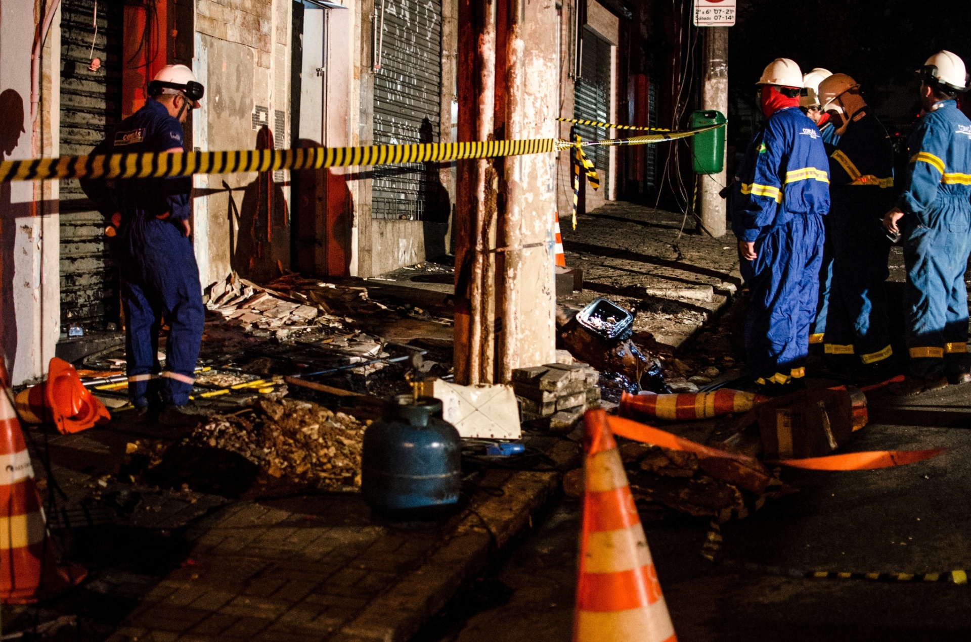 Tubulação explode em rua de São Paulo, gás vaza e três ficam feridos ...