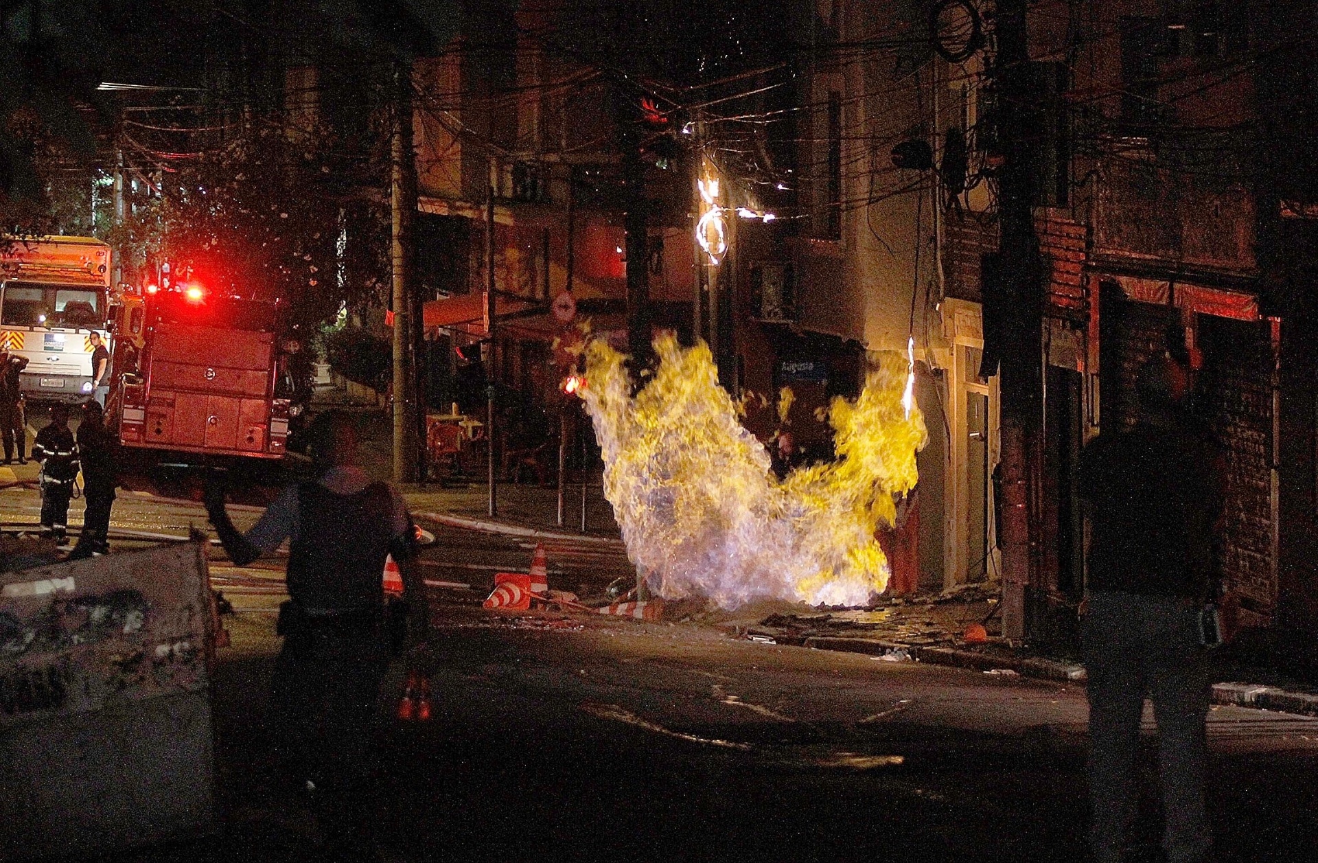 Tubulação explode em rua de São Paulo, gás vaza e três ficam feridos ...