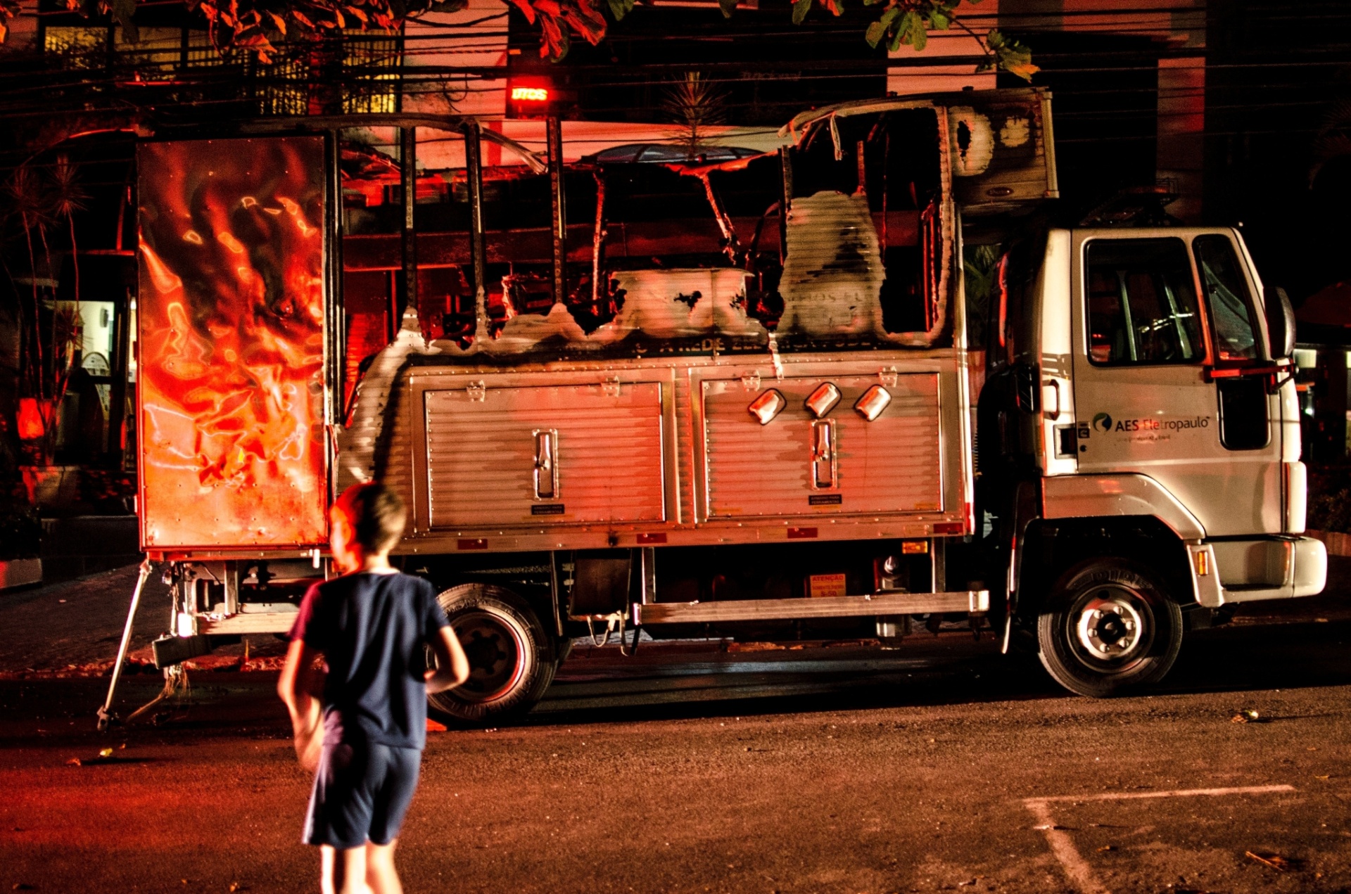 Tubulação explode em rua de São Paulo, gás vaza e três ficam feridos ...