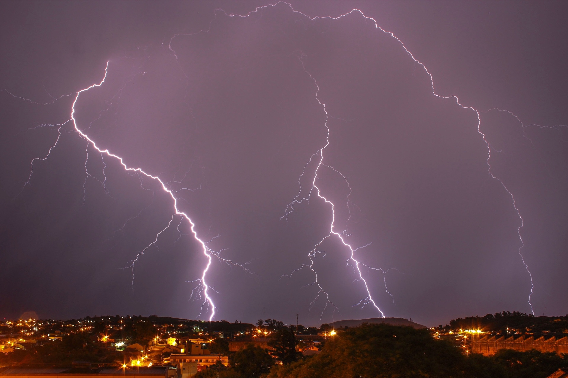 Fotos: Raios promovem espetáculo de imagens pelo mundo - 01/08/2014 ...