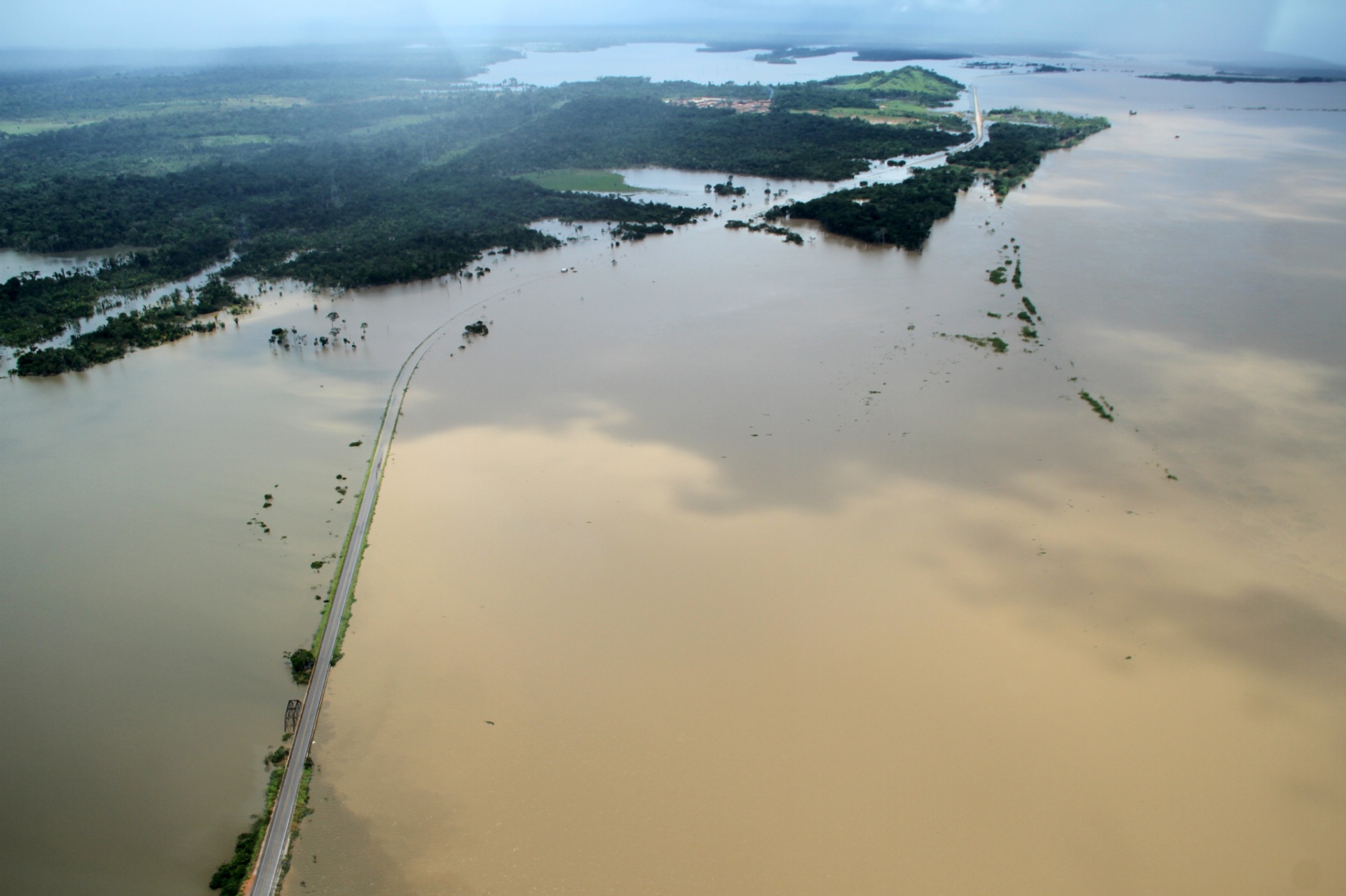 Mais de 82 mil estão desabrigados com cheias dos rios Madeira e Acre ...