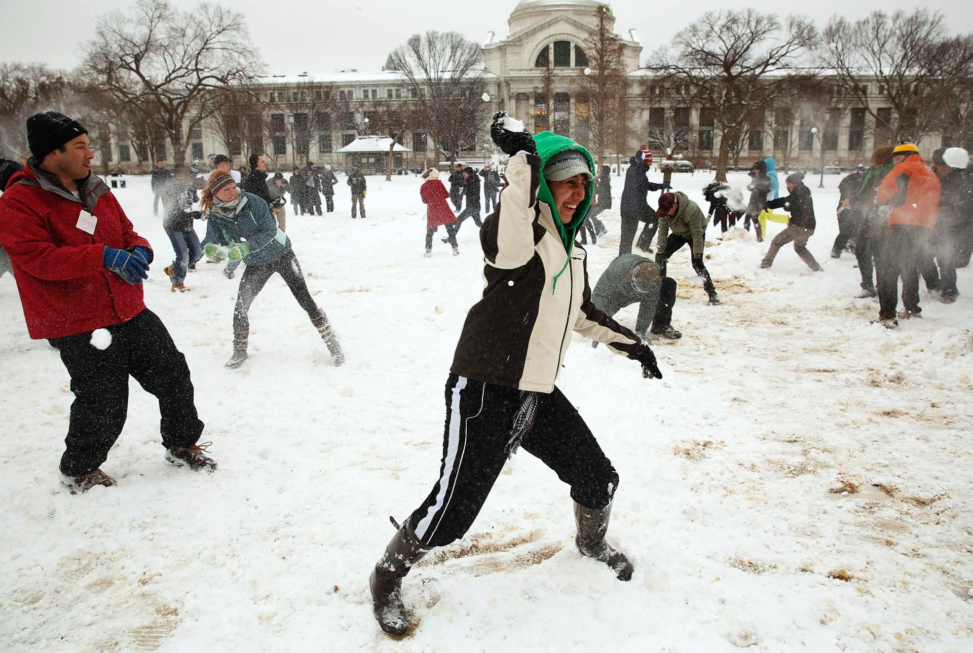 Fotos: Americanos aproveitam nevasca para fazer guerra de bolas de neve ...