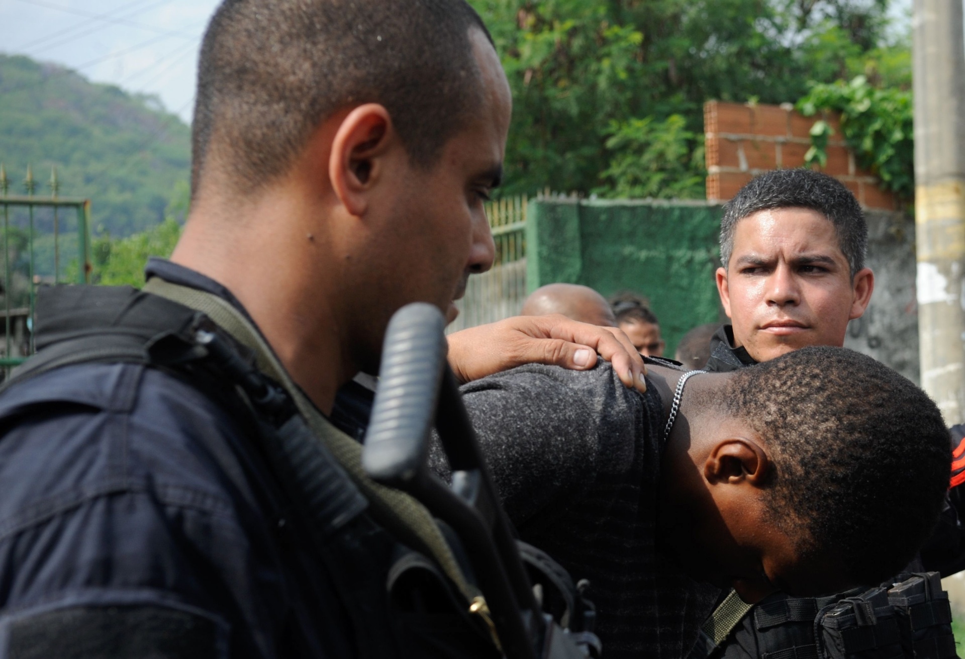 Em 20 minutos, Bope ocupa favelas da Vila Kennedy e da Metral, no Rio ...