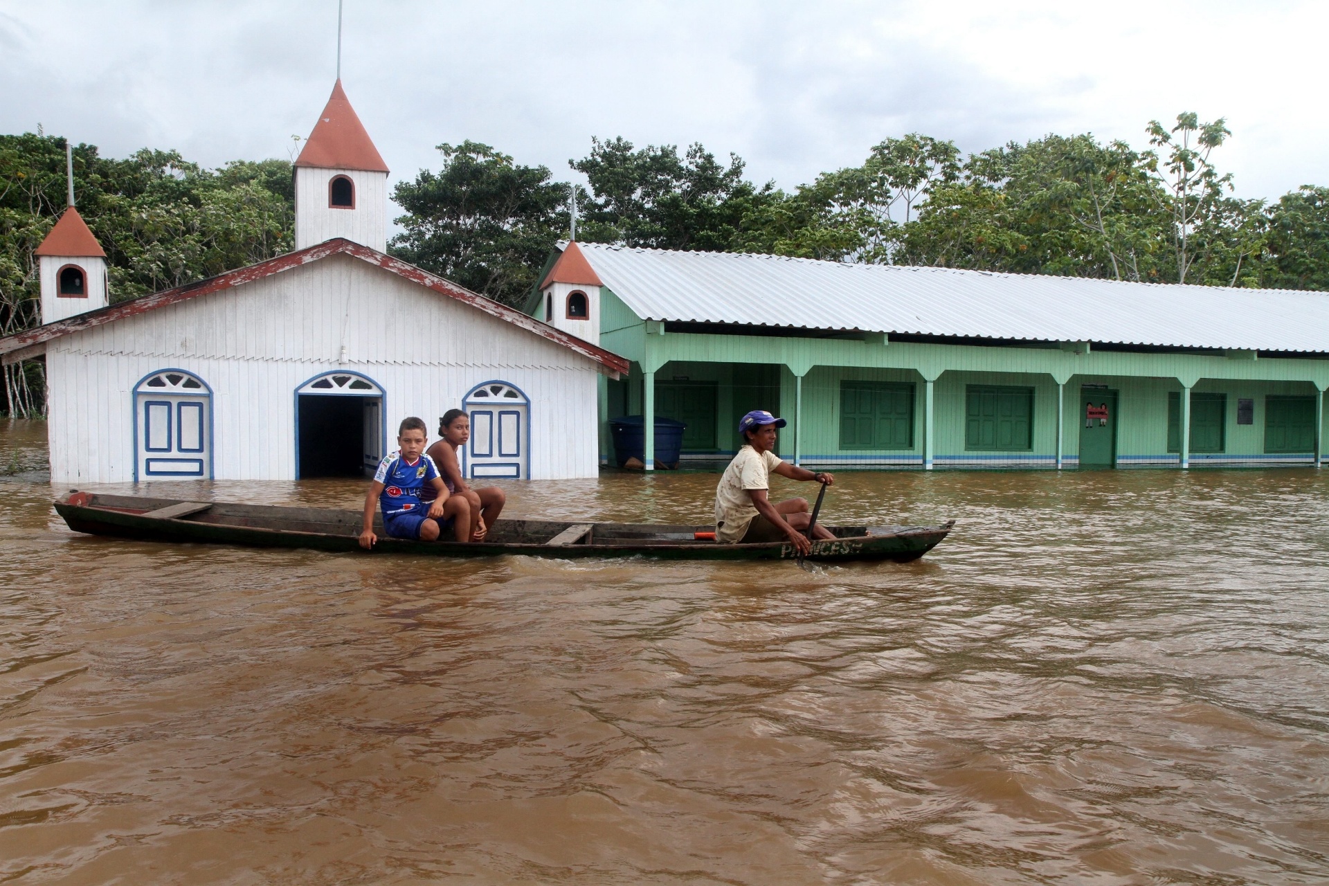 Mais de 82 mil estão desabrigados com cheias dos rios Madeira e Acre ...