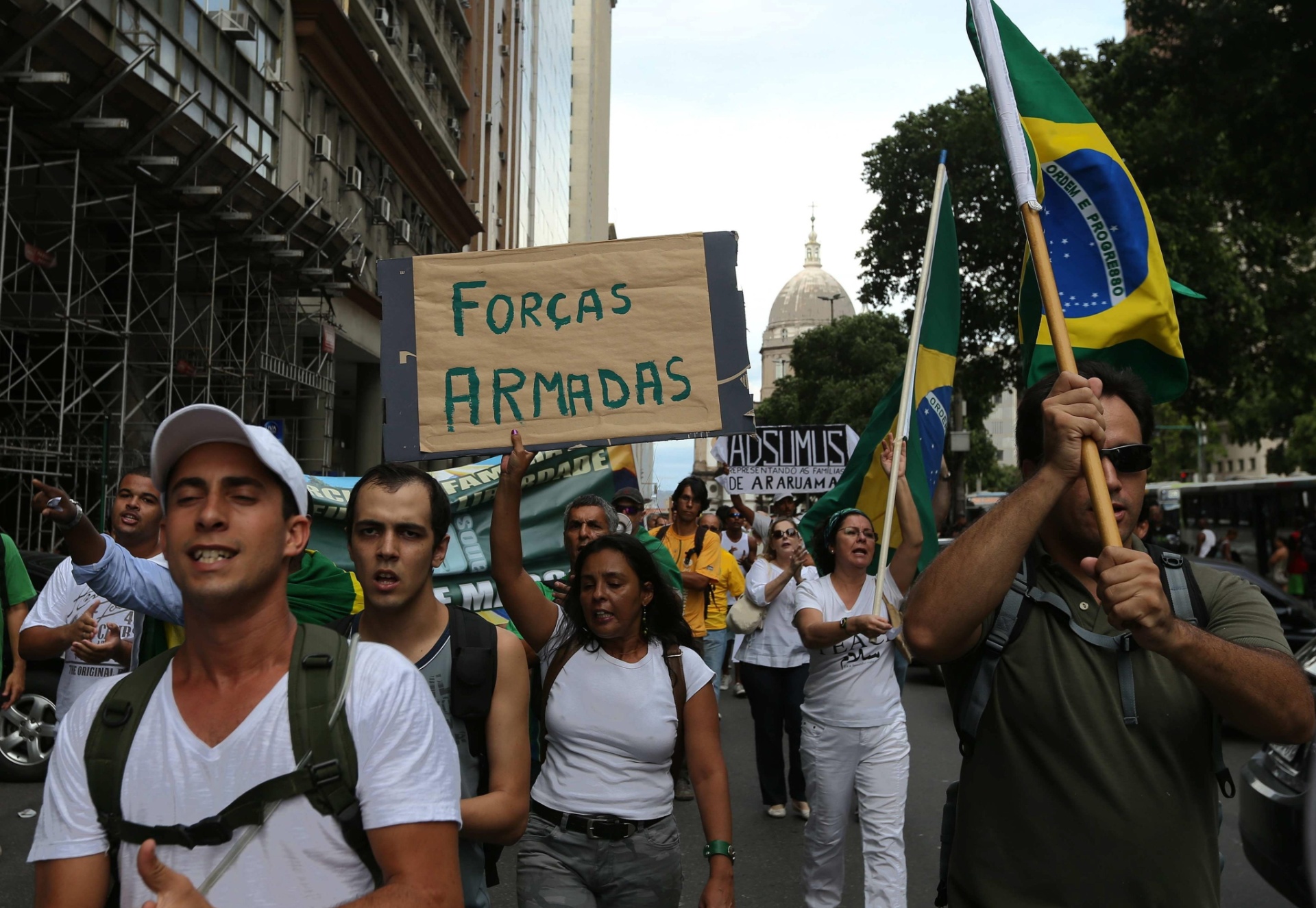 Marchas a favor e contra intervenção militar reúnem centenas em SP e no ...