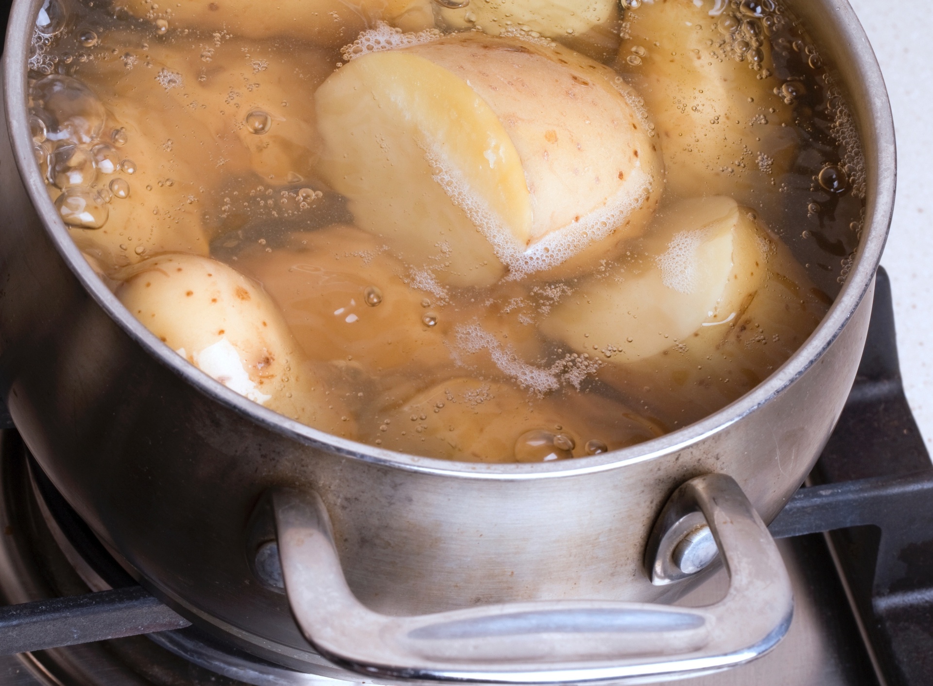 Carcaça de aves e água de batata cozida fornecem nutrientes; aprenda a ...