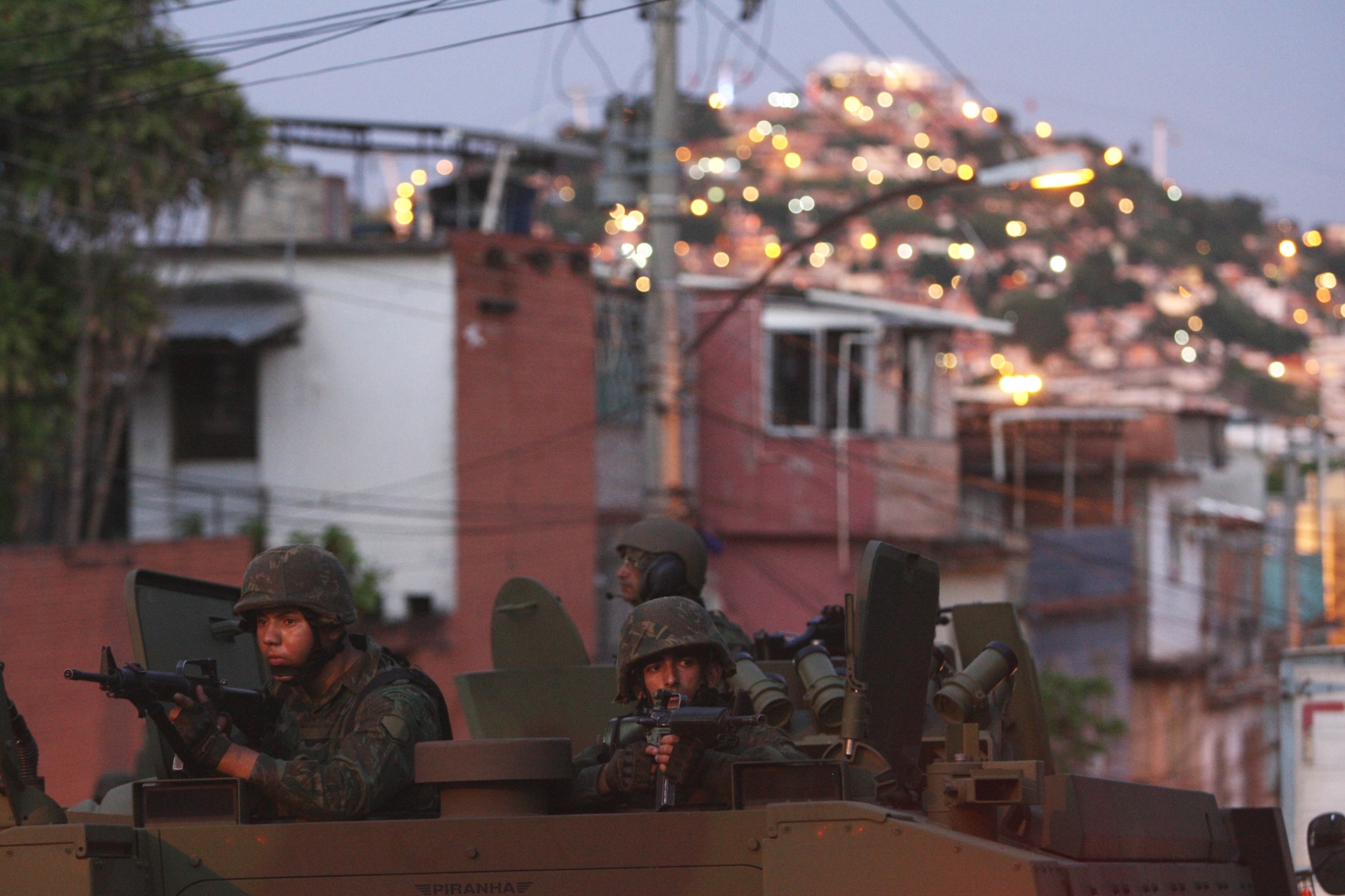 Fotos: Ocupação do Complexo da Maré, no Rio - 26/03/2014 - UOL Notícias