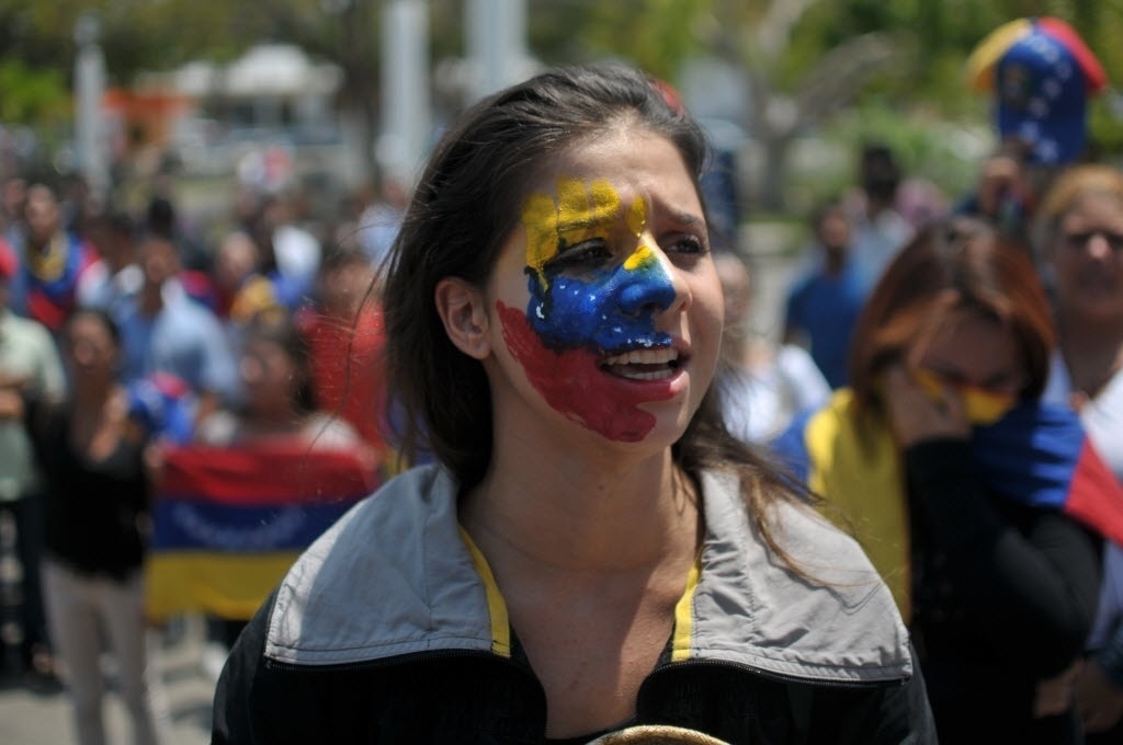 Venezuelanos ficam nus em redes sociais em apoio a jovem agredido - 10 ...