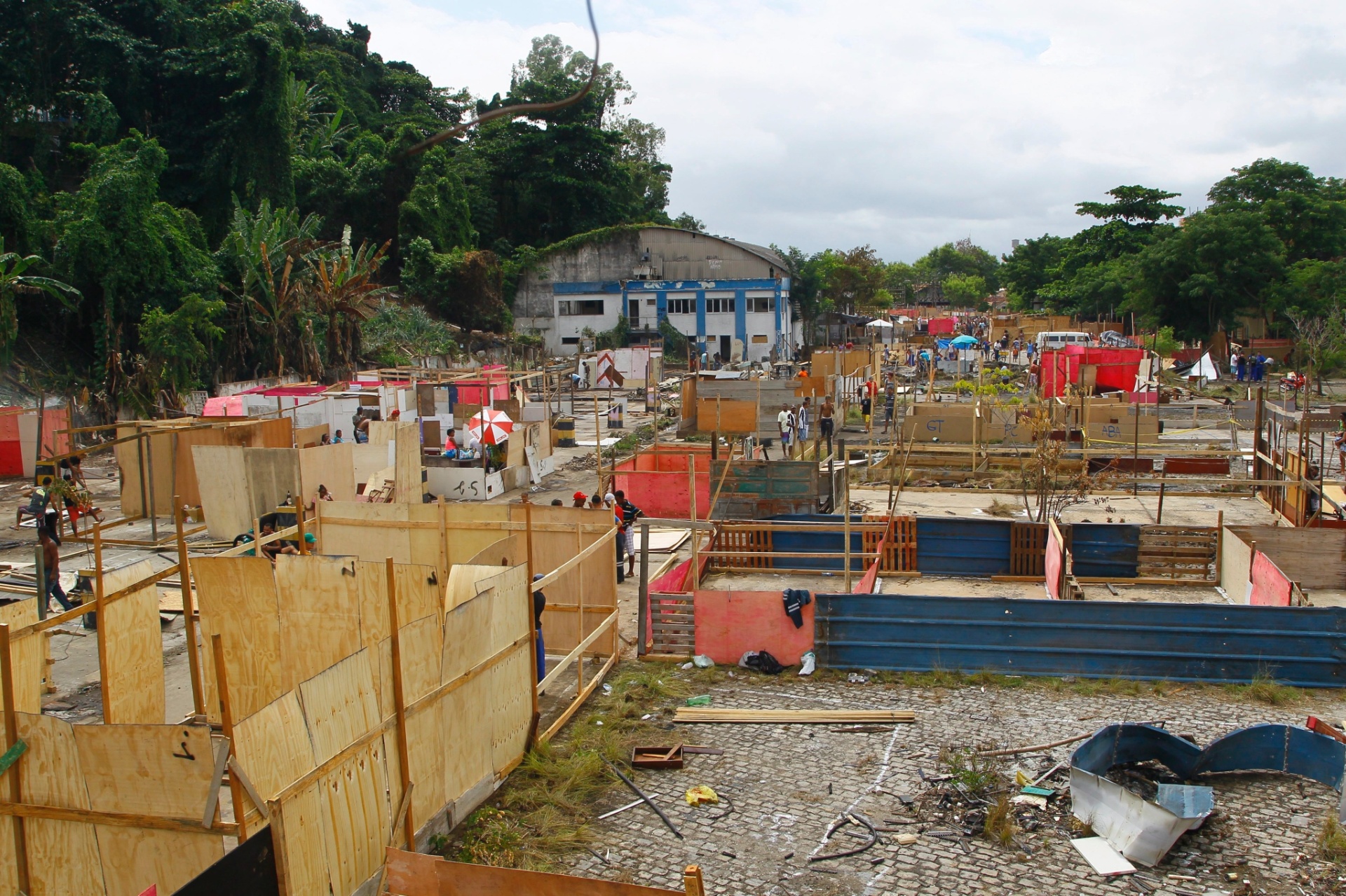 Em uma semana, nova favela do Rio é ocupada por 6.000 famílias - 09/04 ...