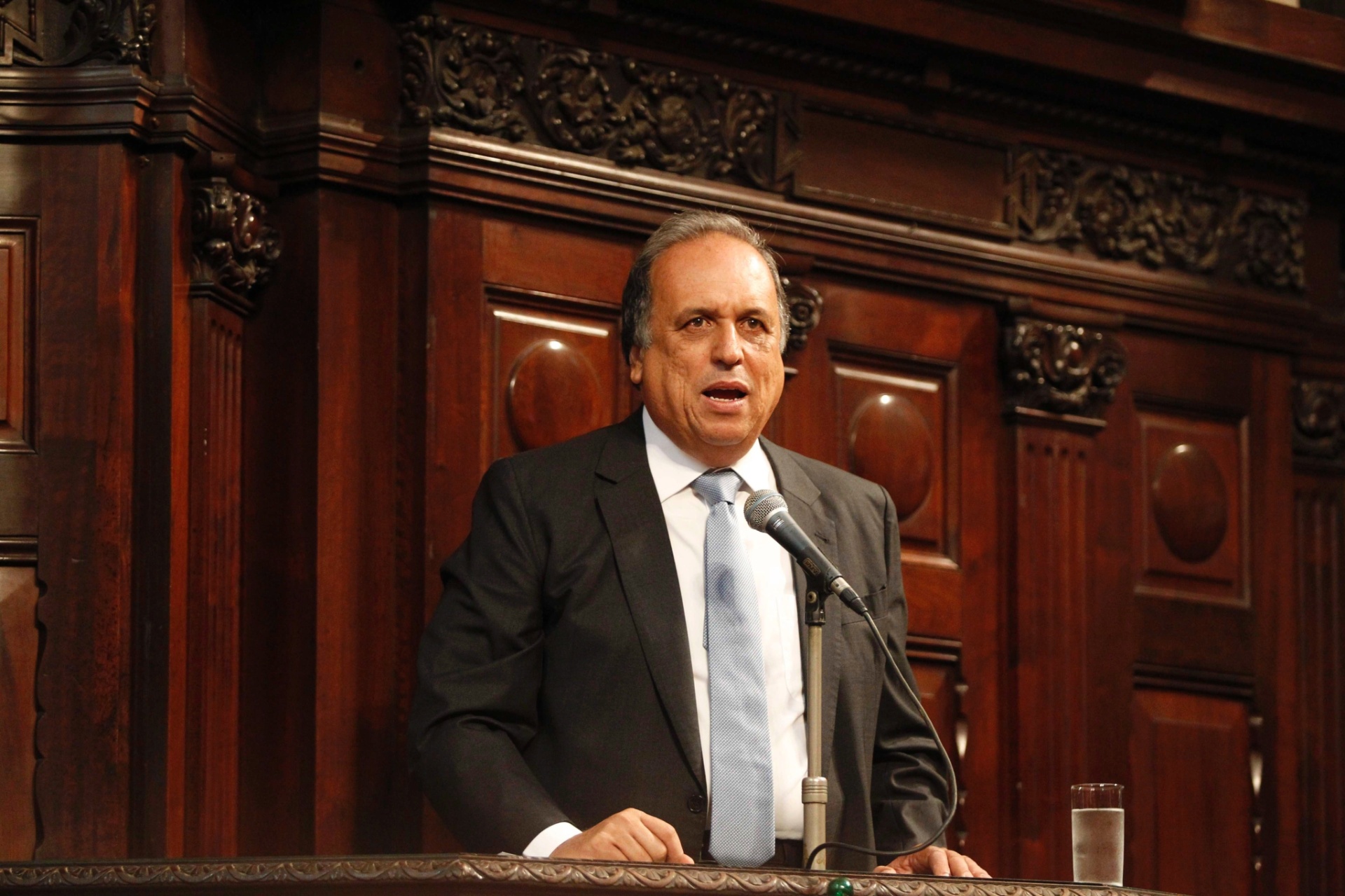 Pezão toma posse do governo do RJ e diz que "irmão" Cabral é ...