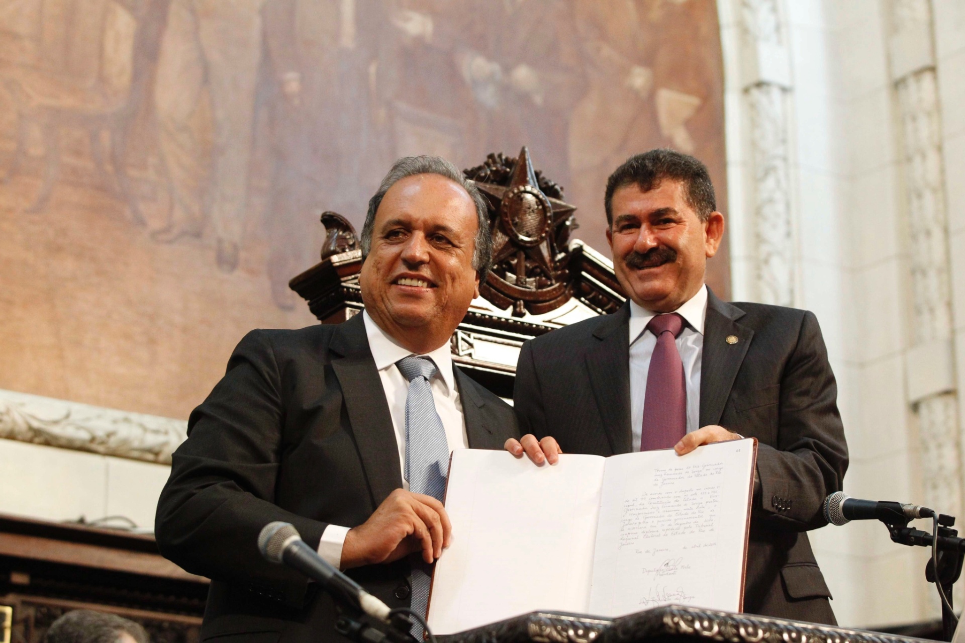 Pezão toma posse do governo do RJ e diz que "irmão" Cabral é ...