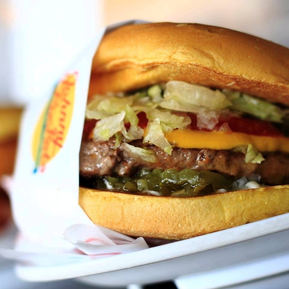 Hamburgueria Johnny Rockets, com jukebox nas mesas, quer mais lojas no ...