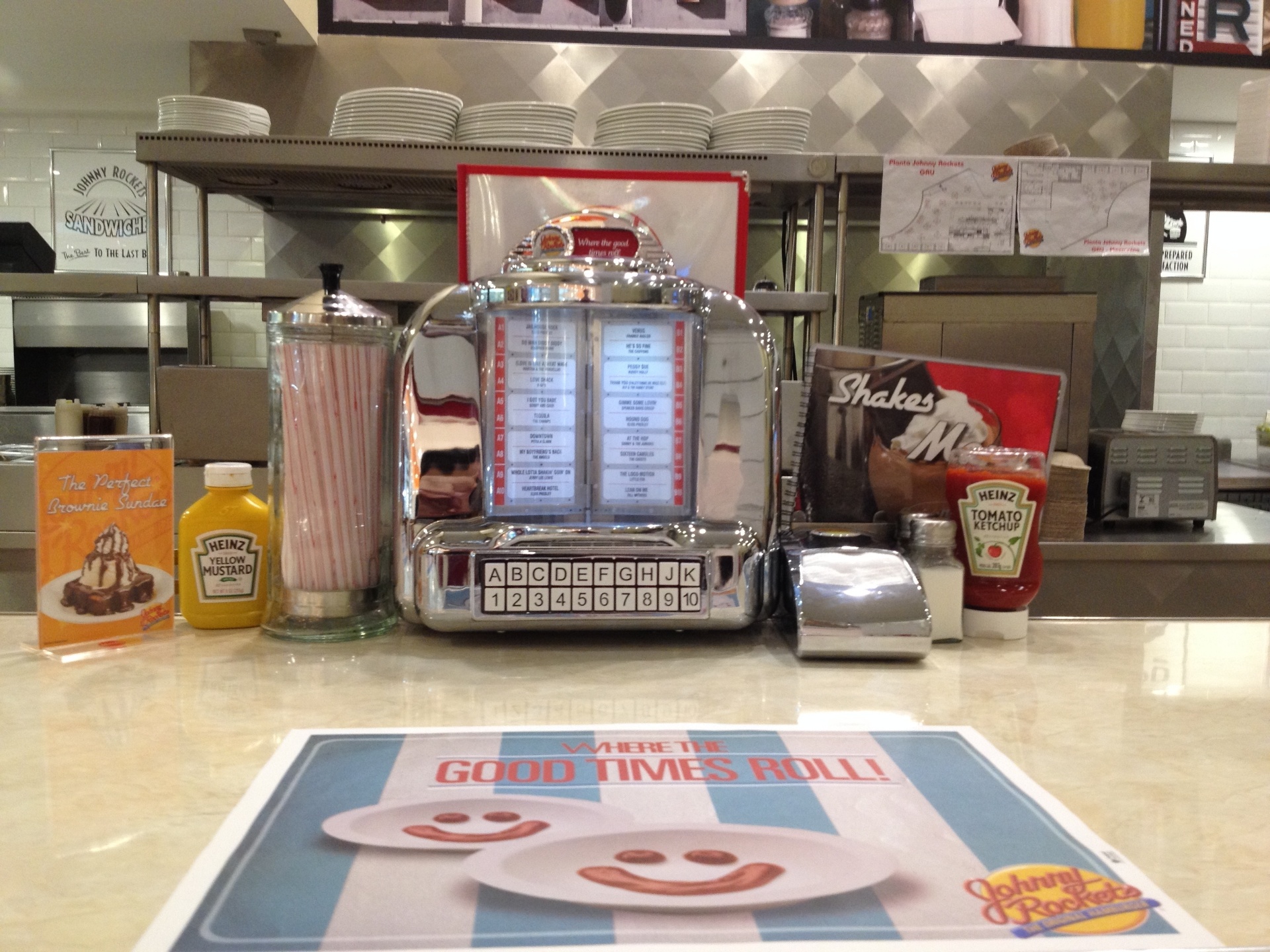 Hamburgueria Johnny Rockets, com jukebox nas mesas, quer mais lojas no ...