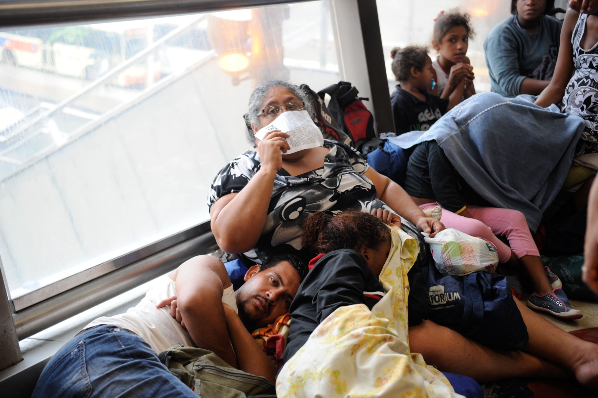 Em uma semana, nova favela do Rio é ocupada por 6.000 famílias - 09/04 ...