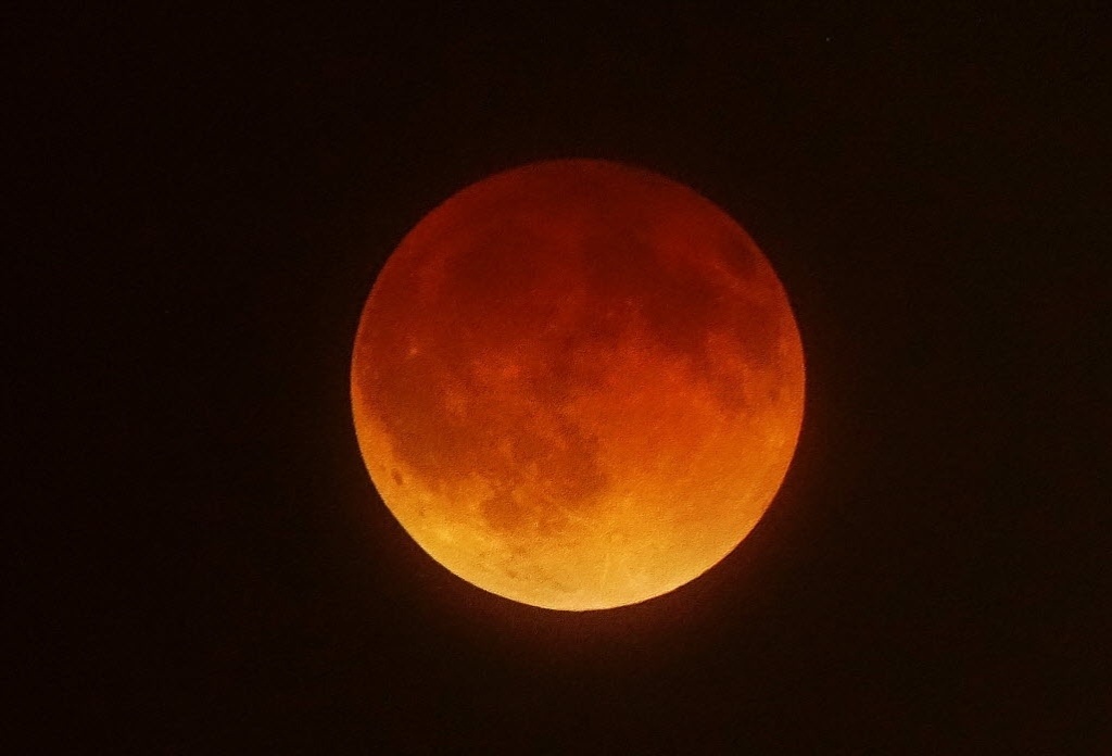 Fotos: Fenômeno da "lua de sangue" é visto pelo mundo - 15/04/2014 ...