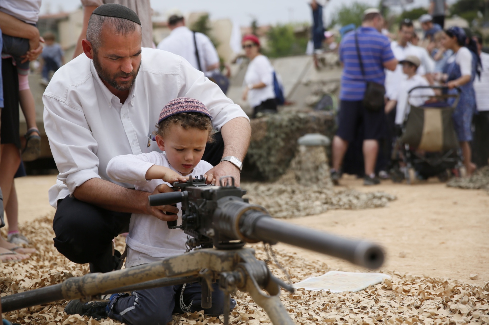 Fotos: Crianças brincam com armas em festa pela independência de Israel ...