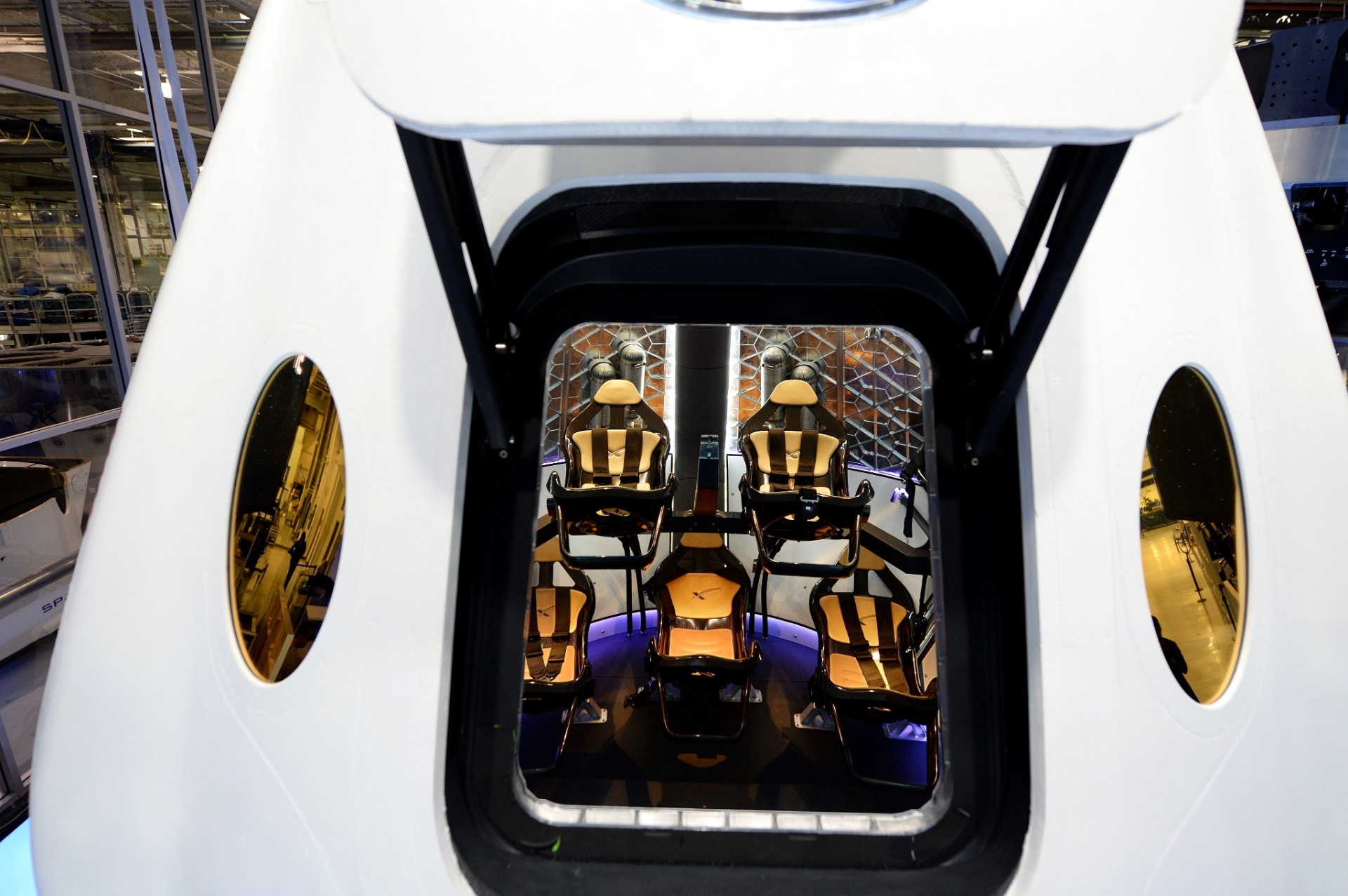 Fotos: Empresa apresenta nova cápsula espacial - 30/05/2014 - UOL Notícias