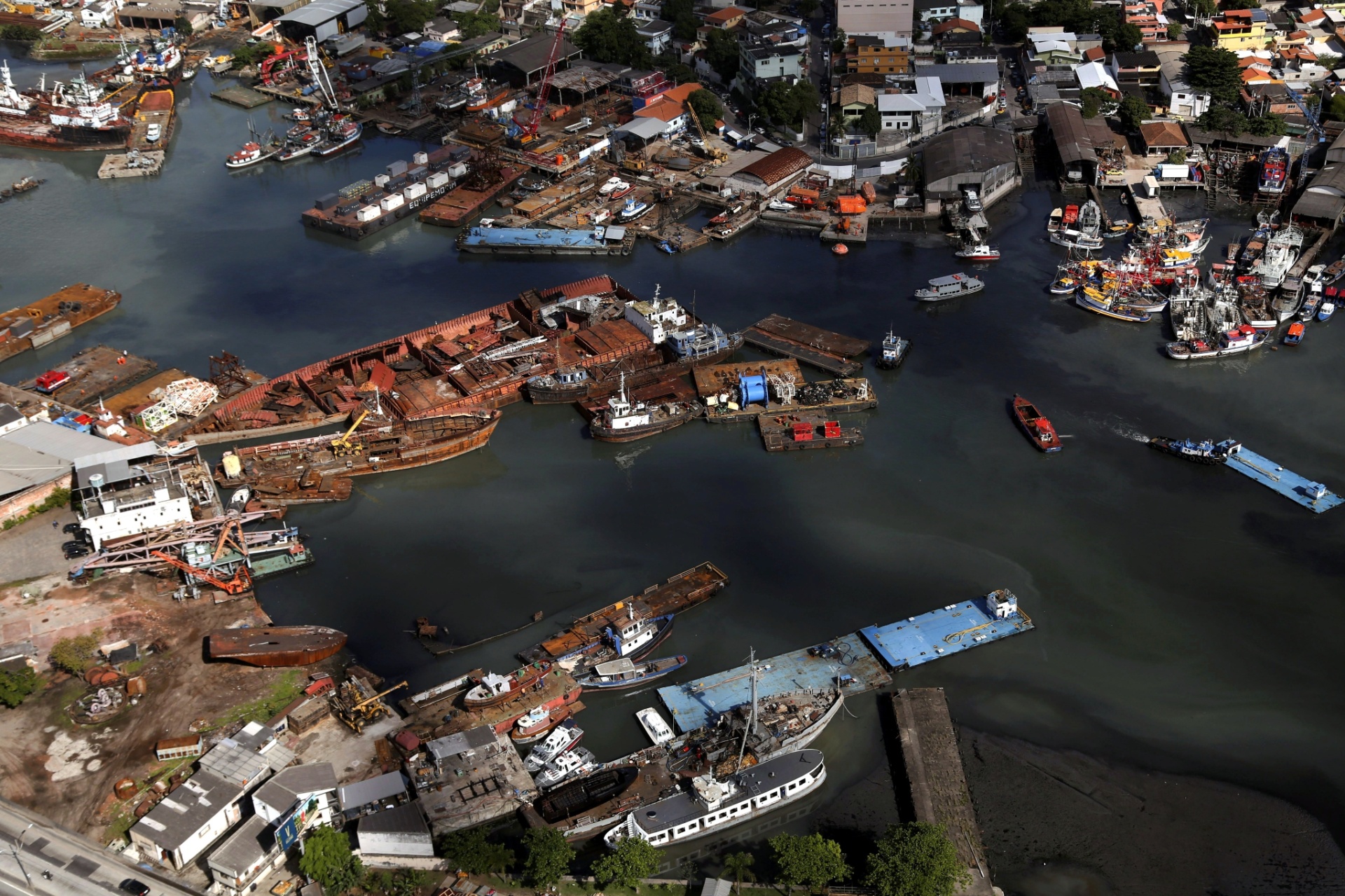 Fotos: Poluição nas águas do Rio de Janeiro - 03/06/2014 - UOL Notícias