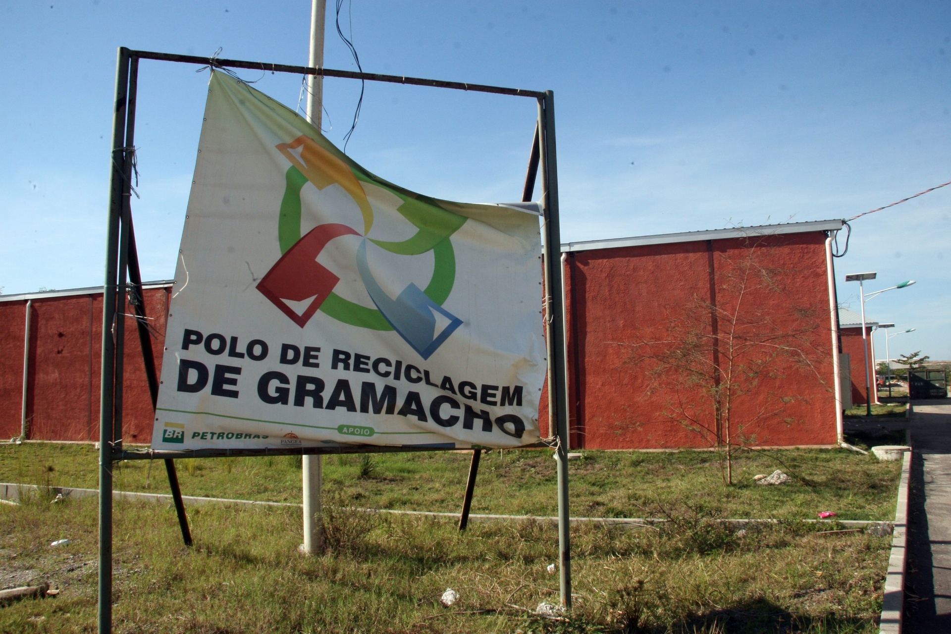 Em Gramacho, 2 anos após fim de lixão, 20 mil pessoas vivem sem ...