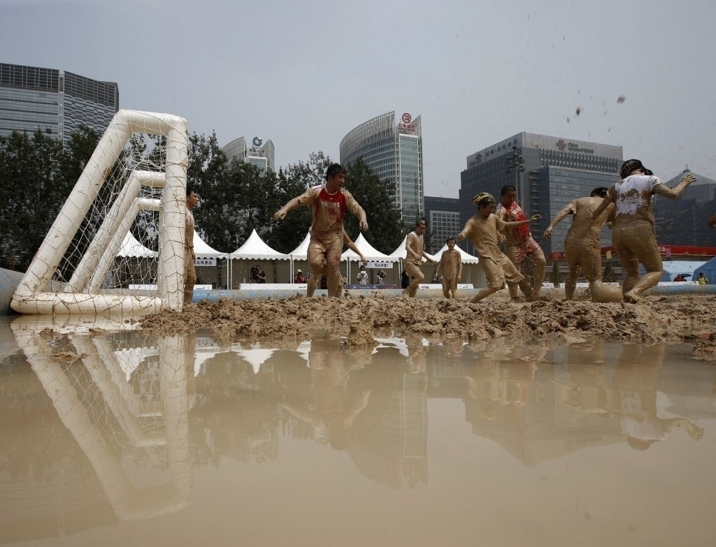 Fotos: China celebra Copa do Mundo com futebol na lama - 26/06/2014 ...