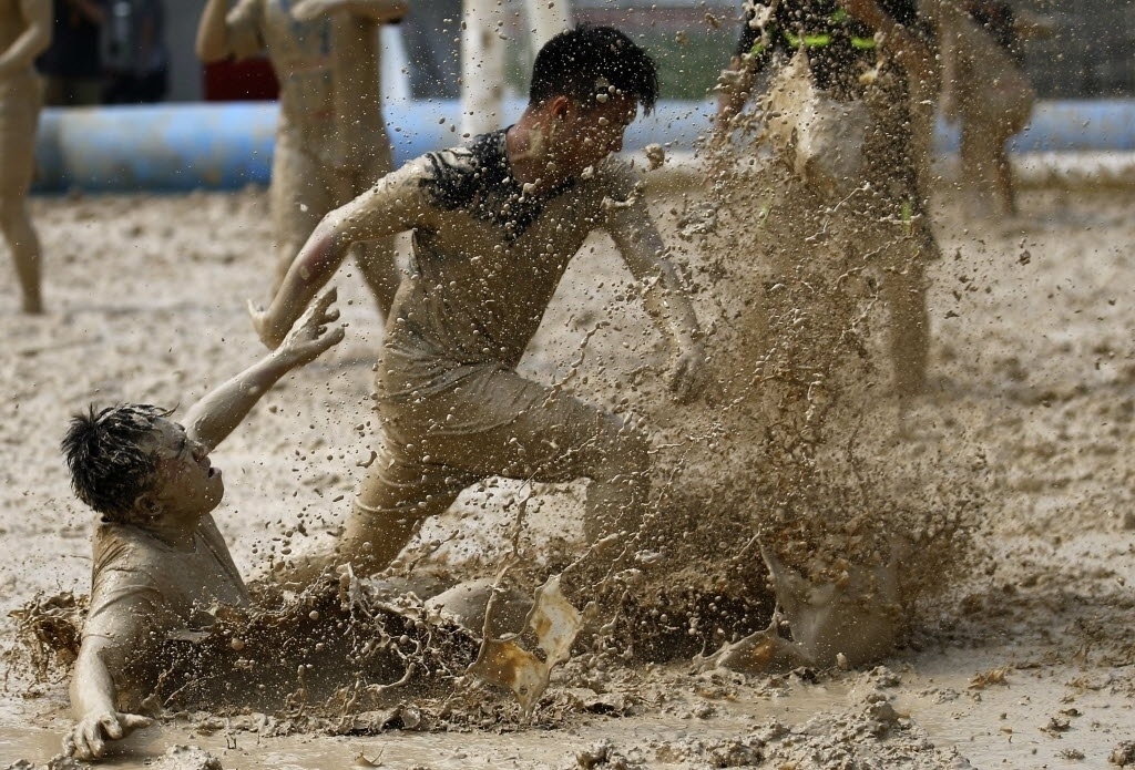 Fotos: China celebra Copa do Mundo com futebol na lama - 26/06/2014 ...