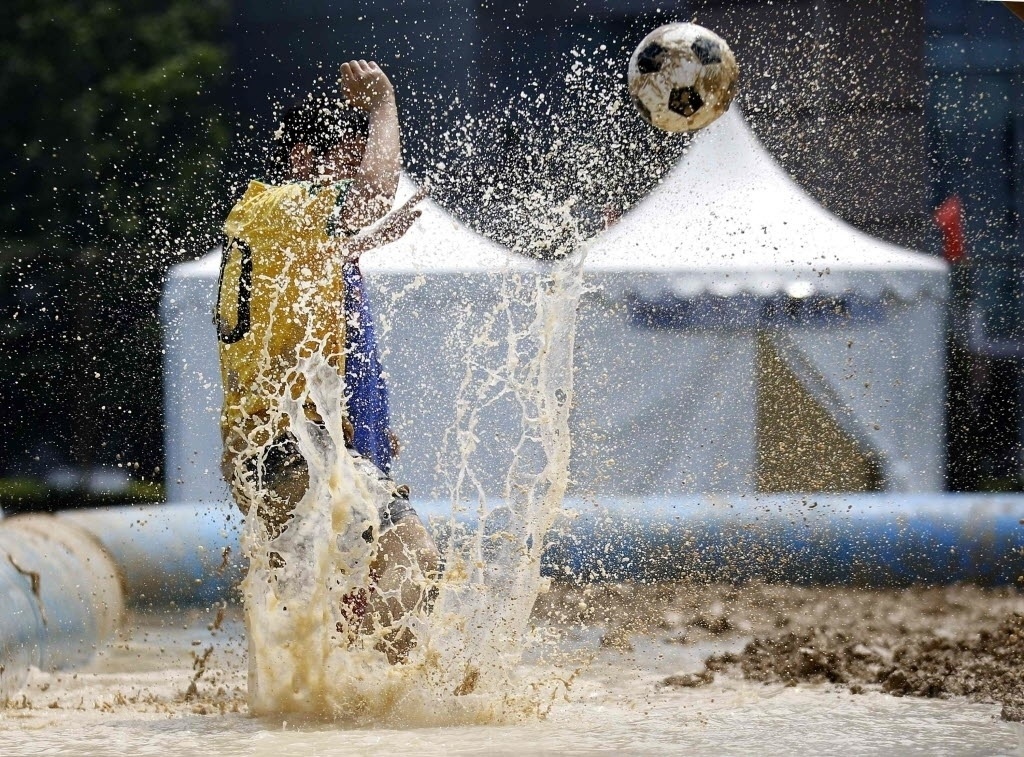 Fotos: China celebra Copa do Mundo com futebol na lama - 26/06/2014 ...