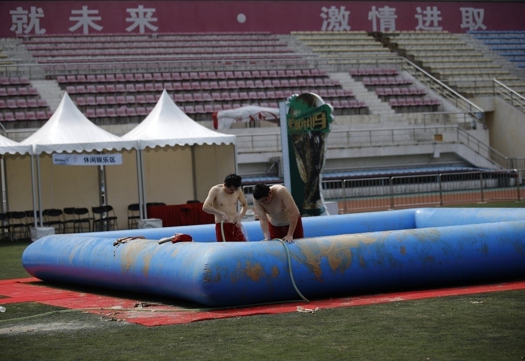 Fotos: China celebra Copa do Mundo com futebol na lama - 26/06/2014 ...